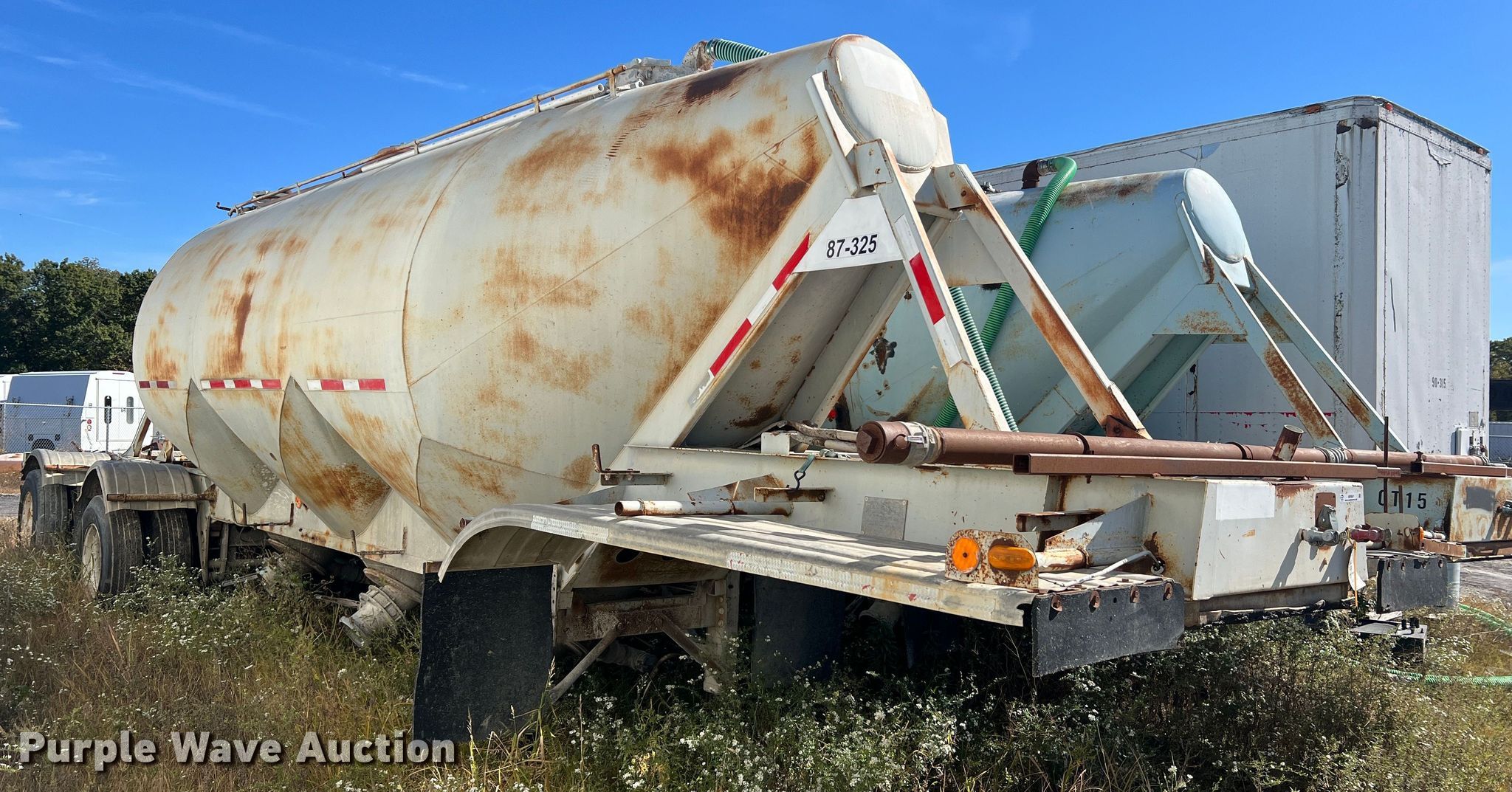 1980 Freuhauf HEB-F2W-J870 pneumatic dry bulk trailer in Palmyra, MO ...