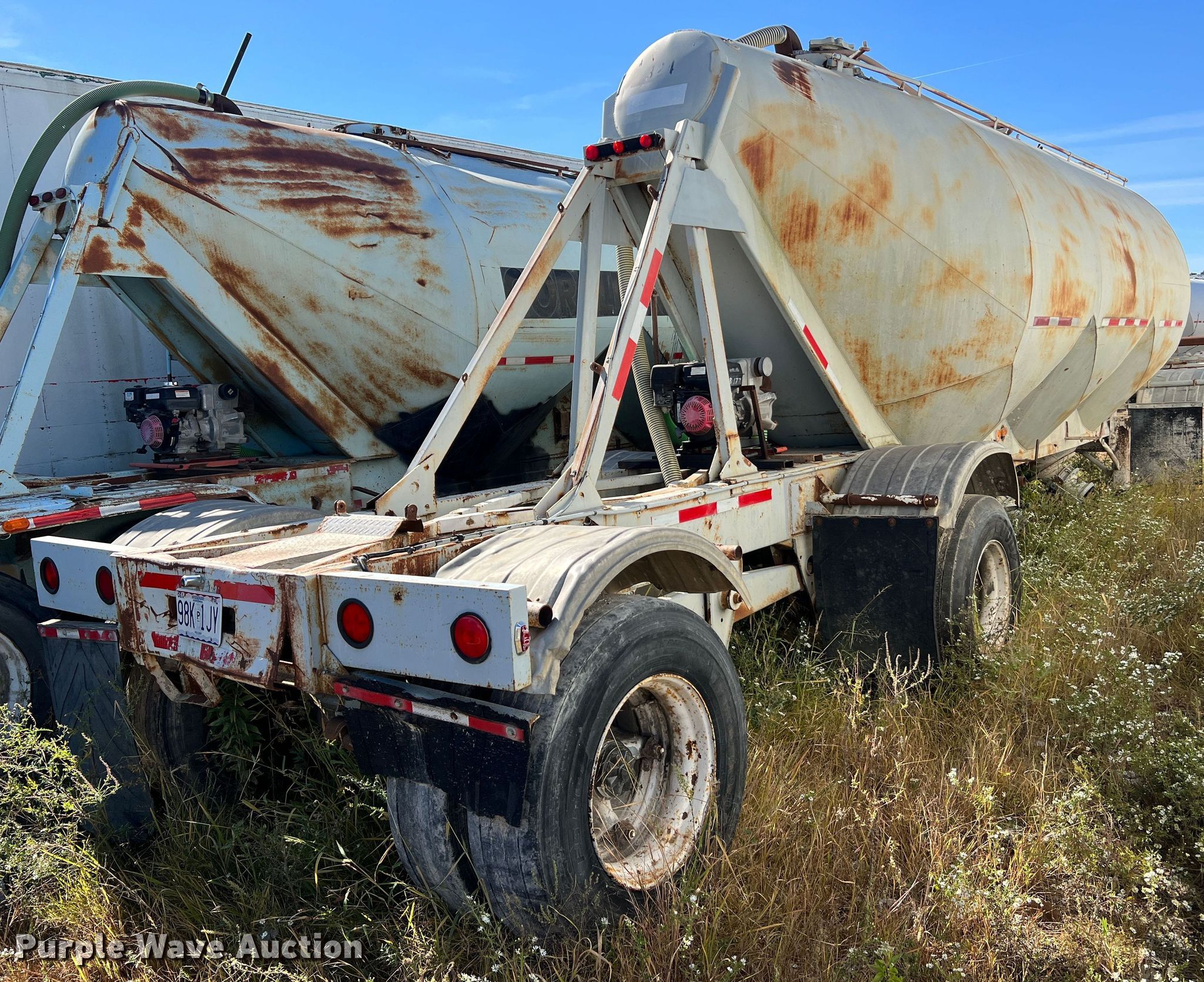 1980 Freuhauf HEB-F2W-J870 pneumatic dry bulk trailer in Palmyra, MO ...