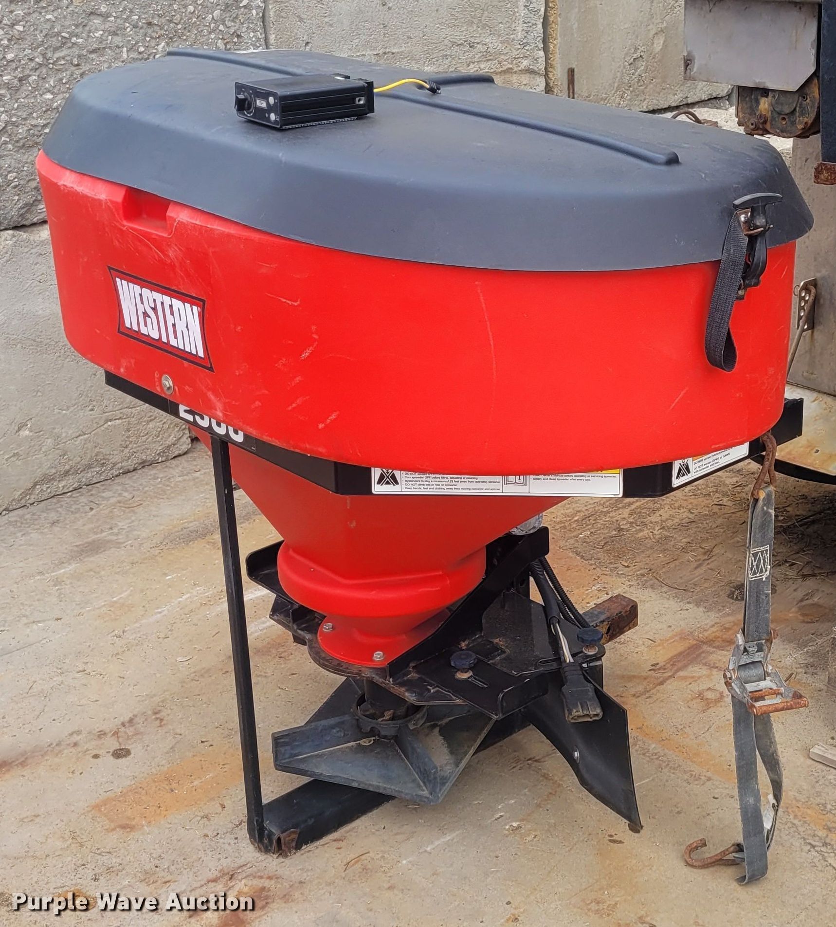 Western 2500 spreader in Andover, KS | Item FC9197 sold | Purple Wave