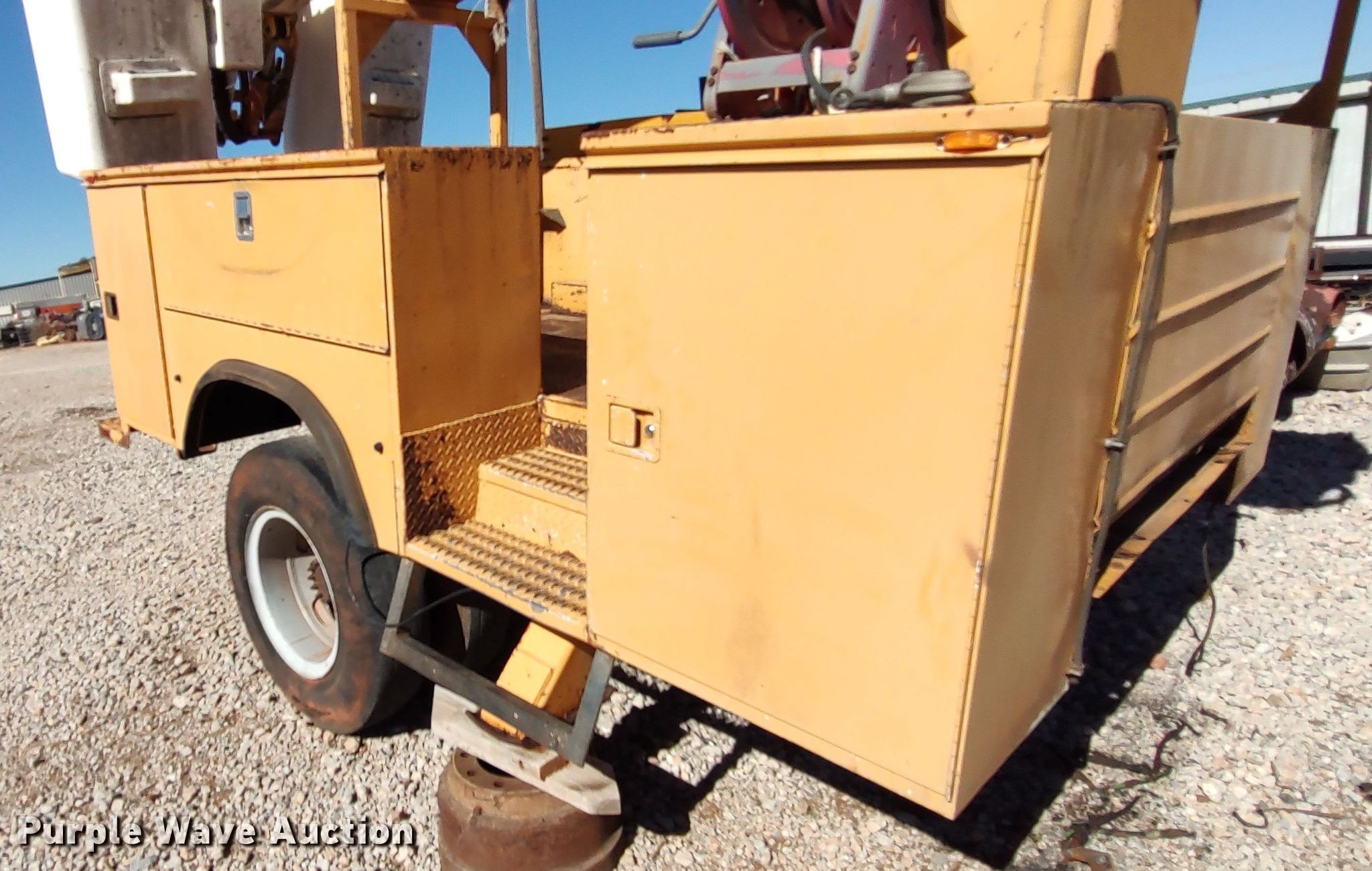 Bucket truck bed in Oklahoma City, OK | Item LK9977 sold | Purple Wave