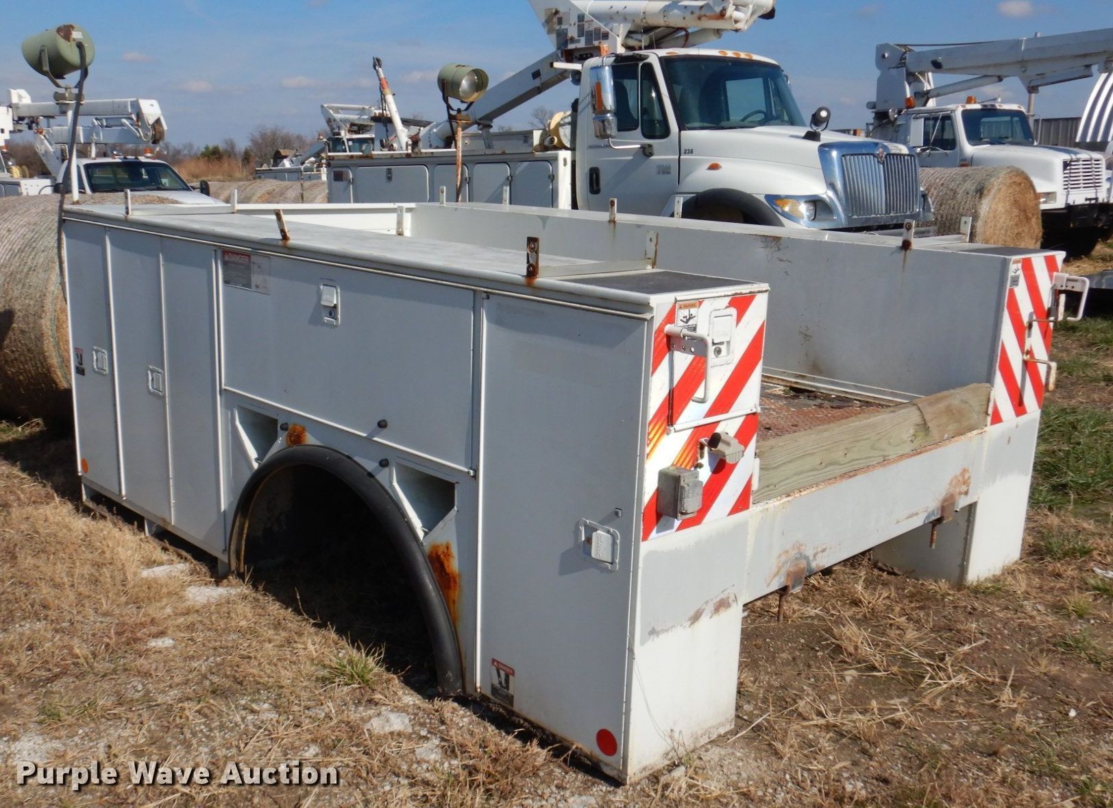 Altec utility bed in Tipton, MO | Item MW9357 sold | Purple Wave