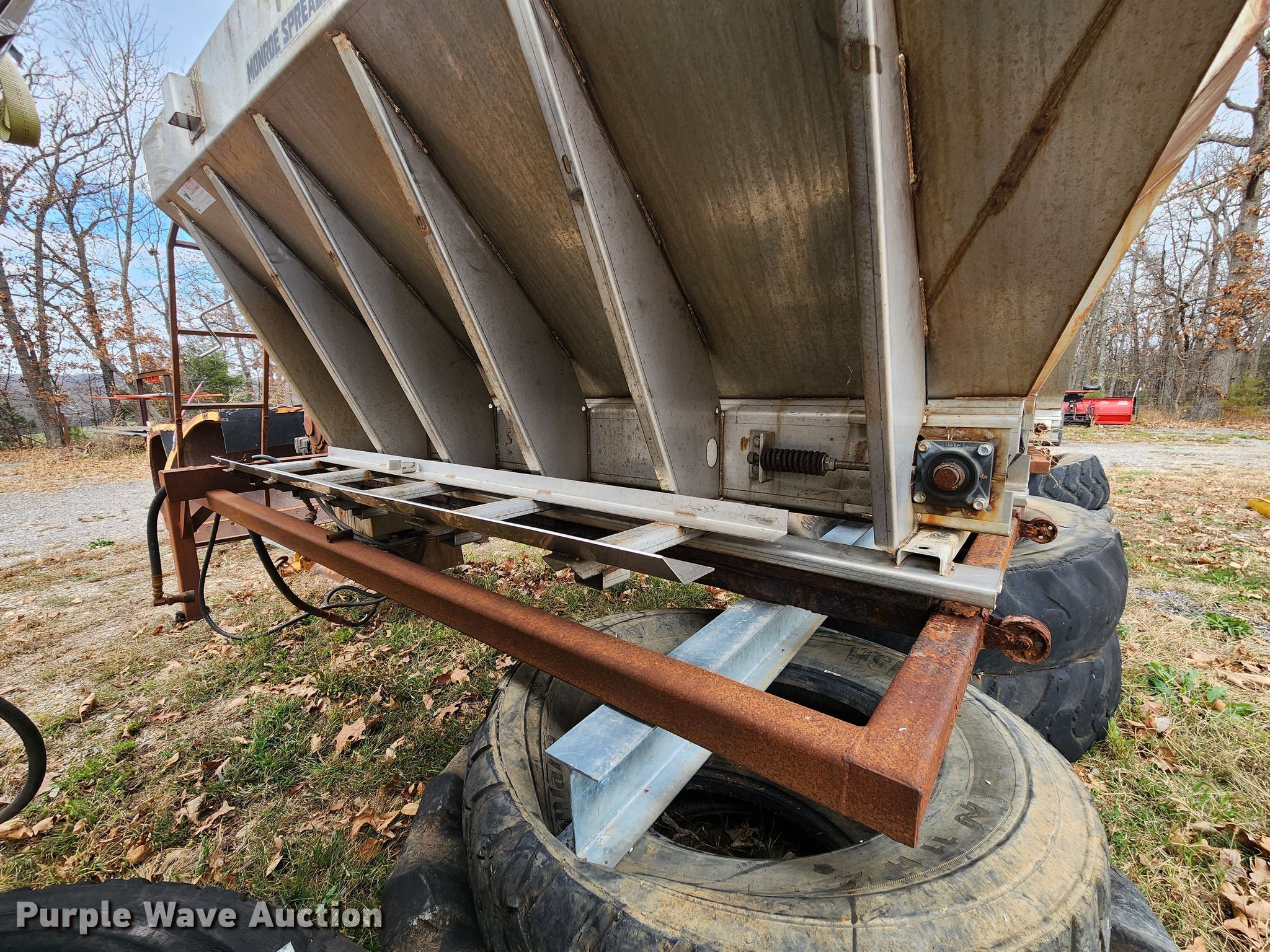 Monroe spreader in Warsaw, MO | Item DM4887 sold | Purple Wave