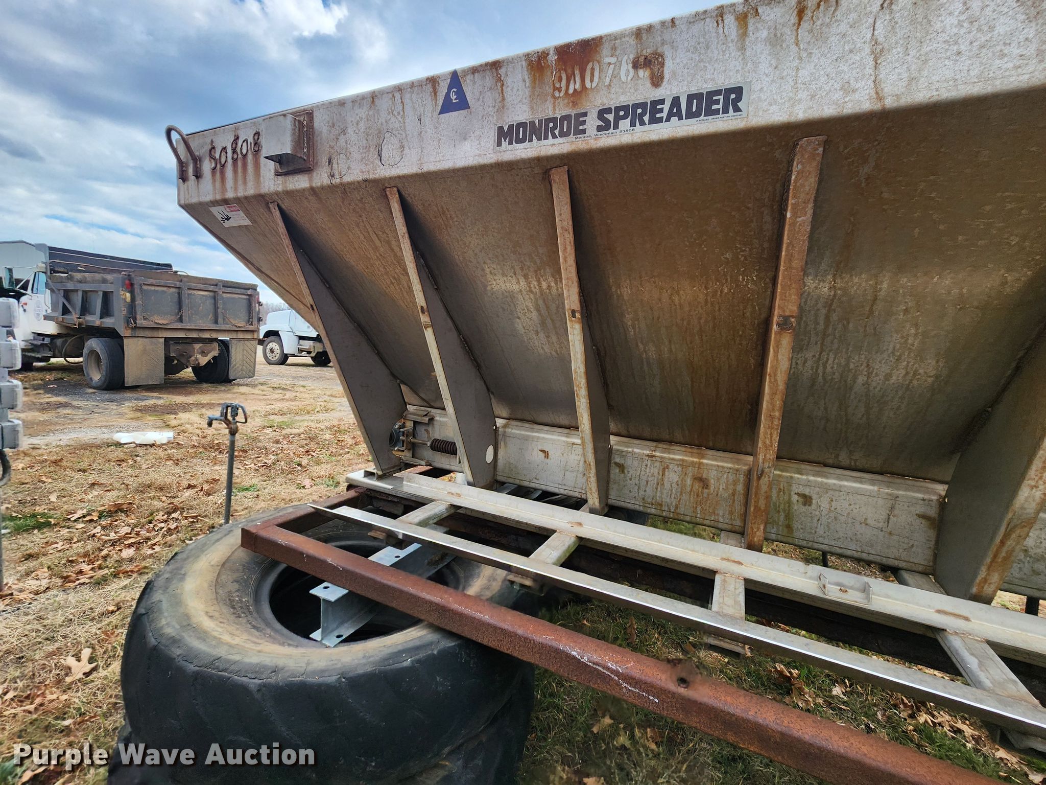 Monroe spreader in Warsaw, MO | Item DM4887 sold | Purple Wave