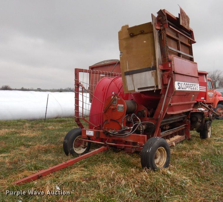 Silopress XPIII silage bagger in Callao, MO | Item DP0420 sold | Purple ...