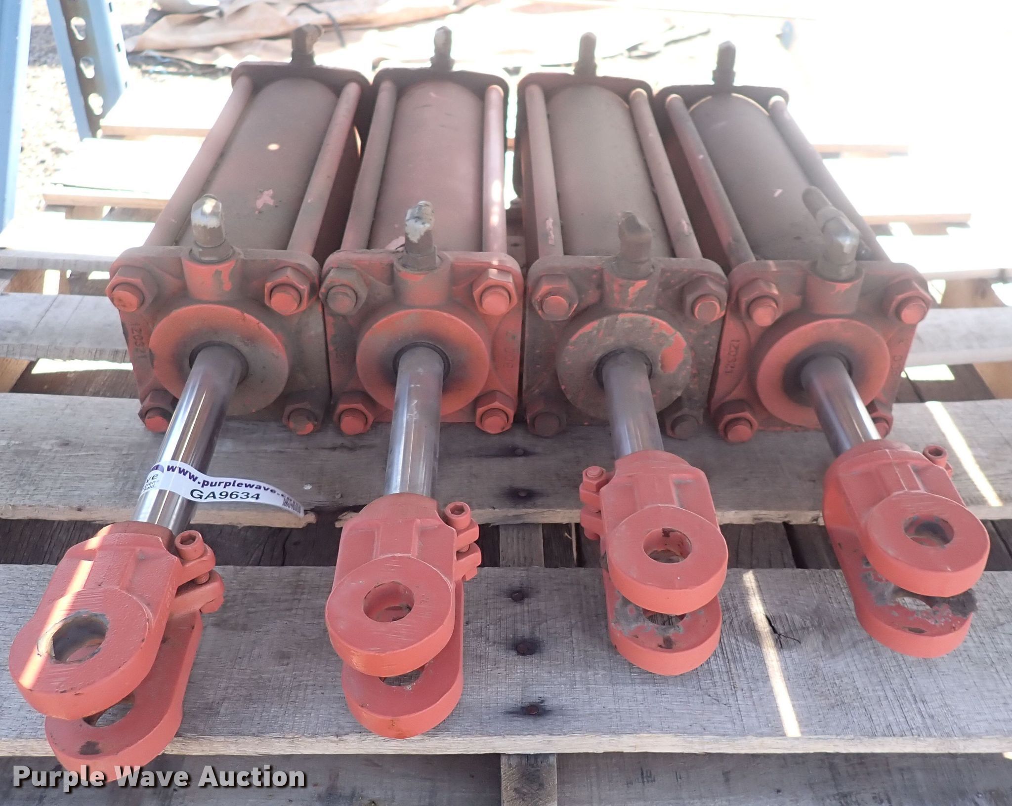 (4) hydraulic cylinders in Hesston, KS | Item GA9634 sold | Purple Wave