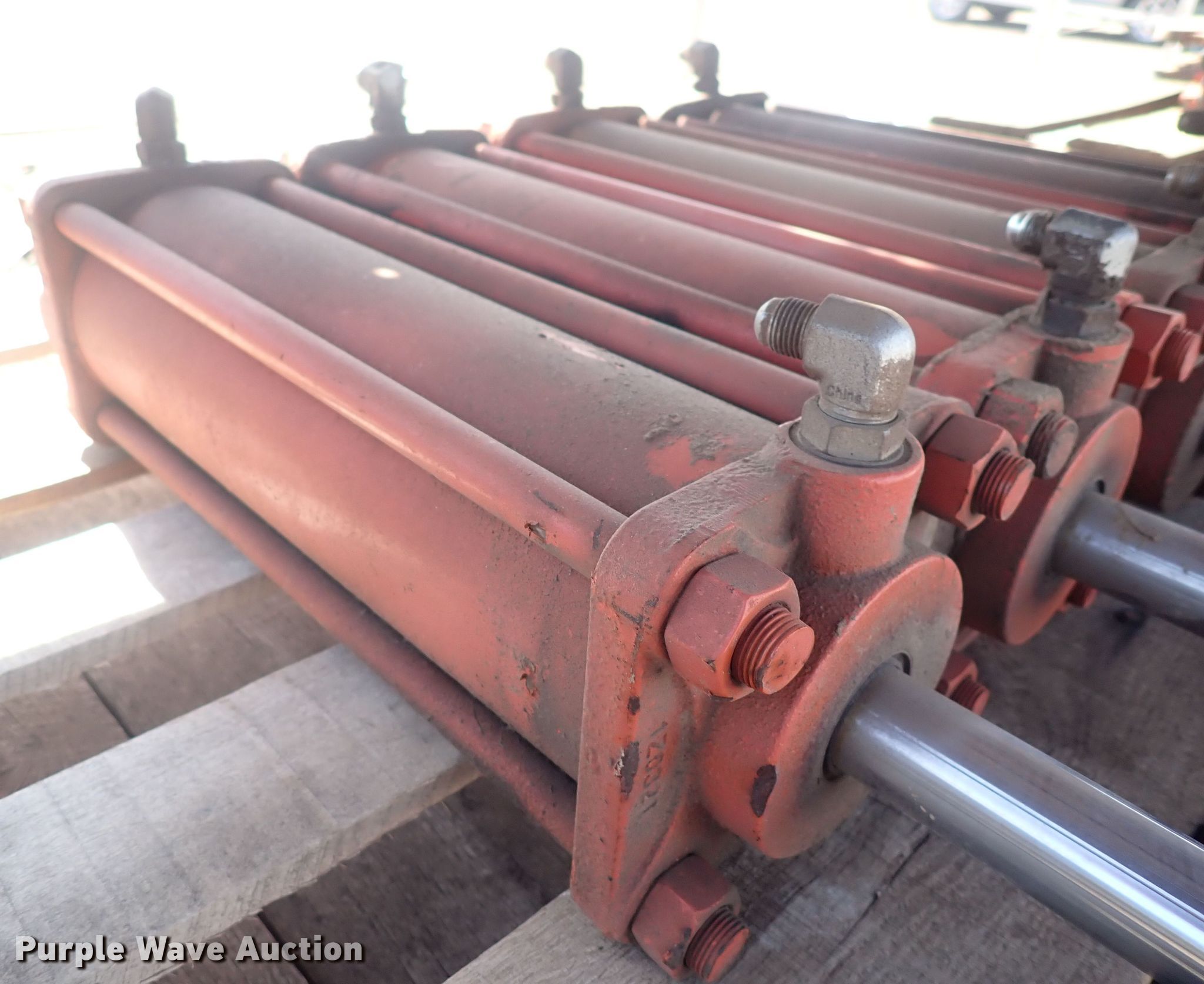 (4) hydraulic cylinders in Hesston, KS | Item GA9634 sold | Purple Wave