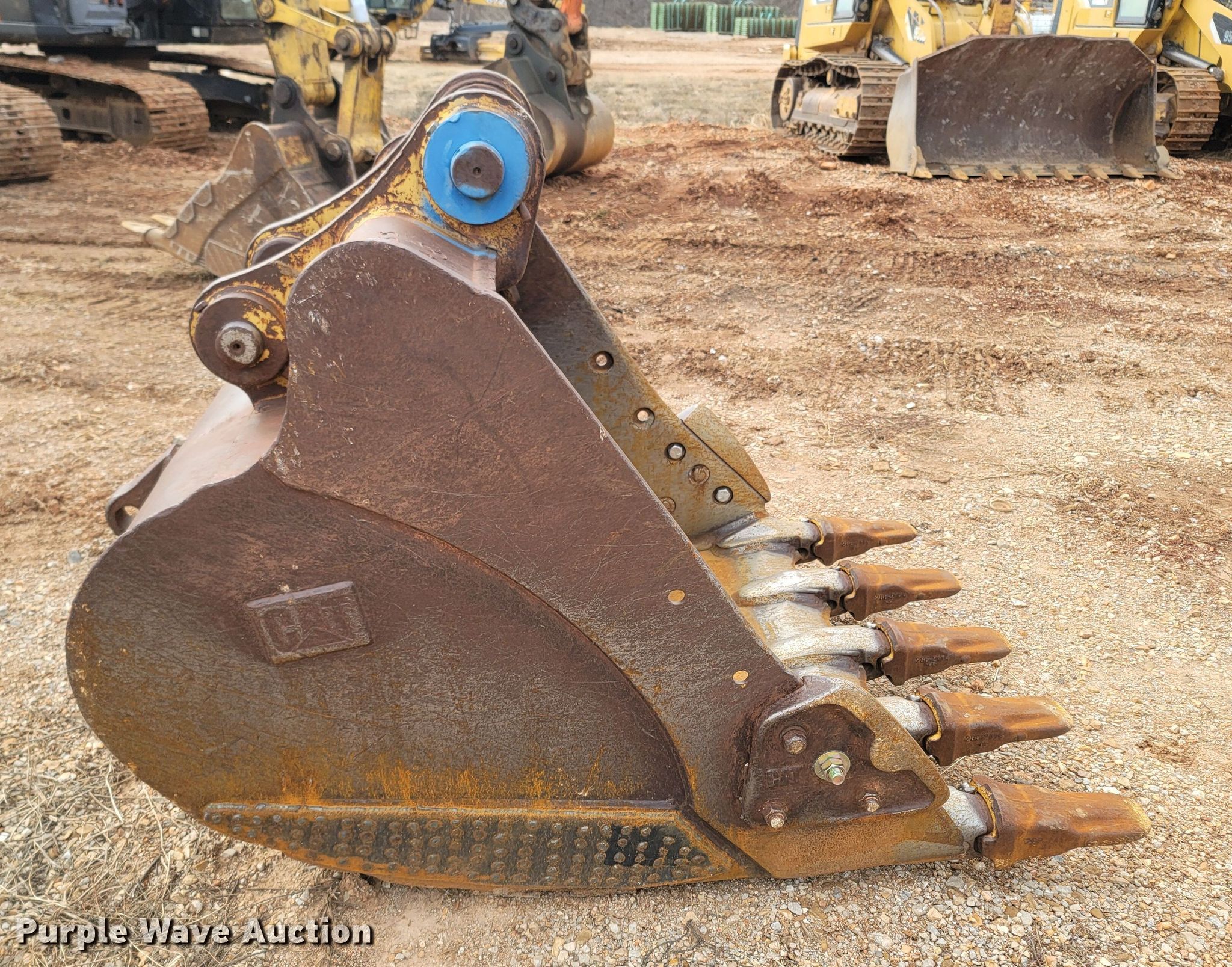Caterpillar 330G excavator bucket in Springfield, MO | Item DR3363 sold ...