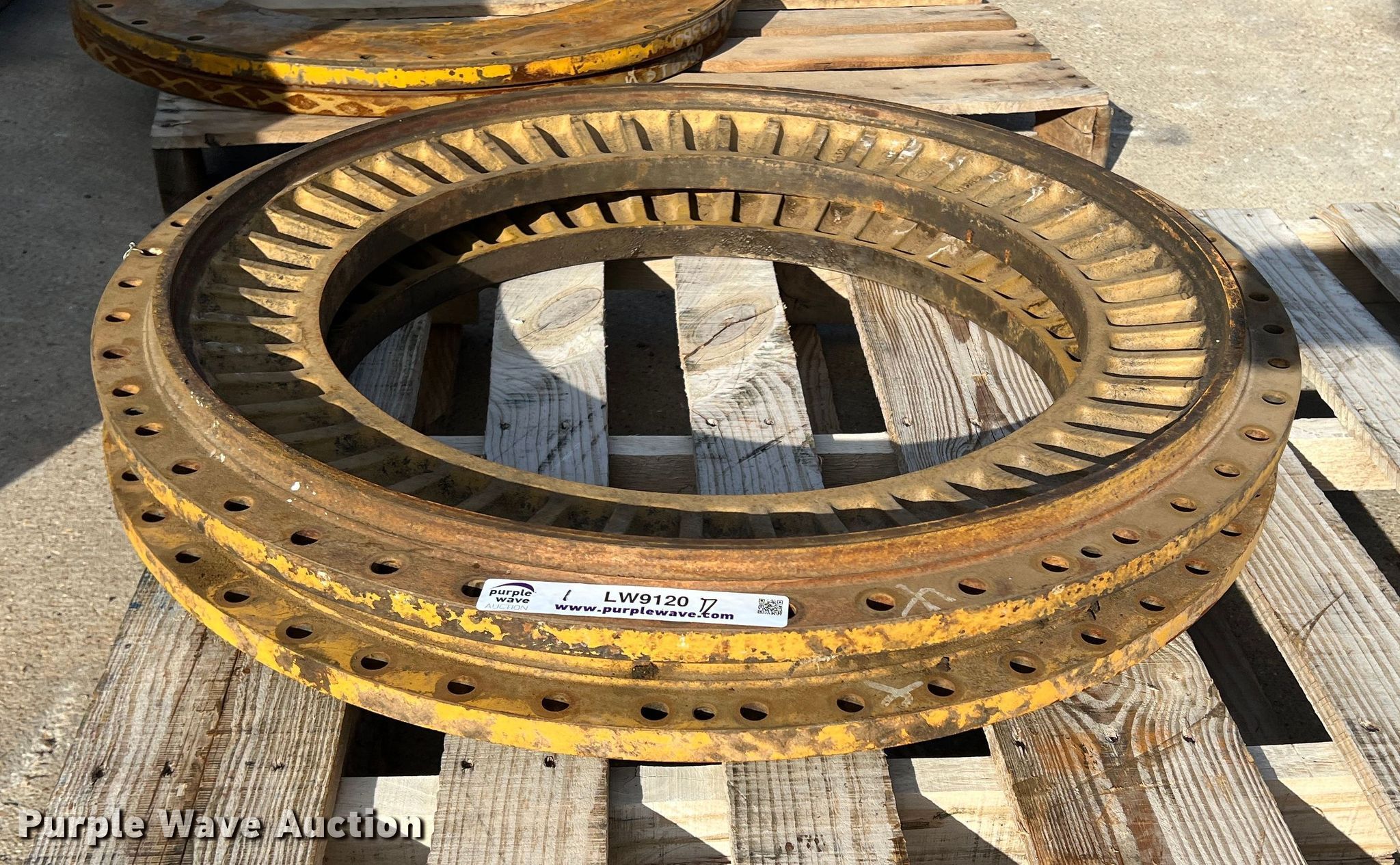 (2) Caterpillar plates in Cresson, TX | Item LW9120 sold | Purple Wave
