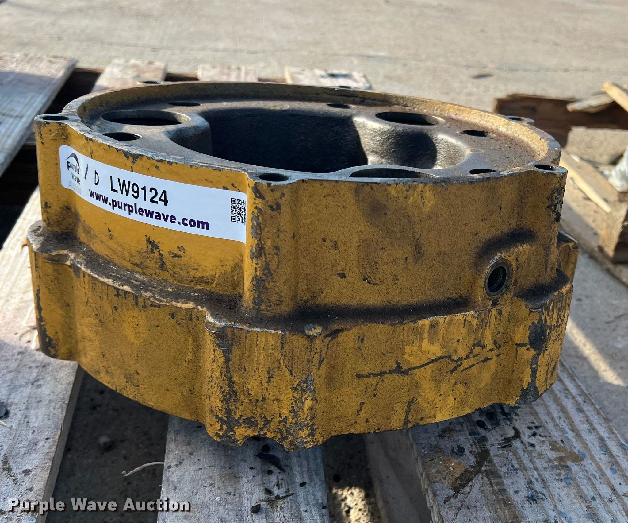 Caterpillar plate in Cresson, TX | Item LW9124 sold | Purple Wave