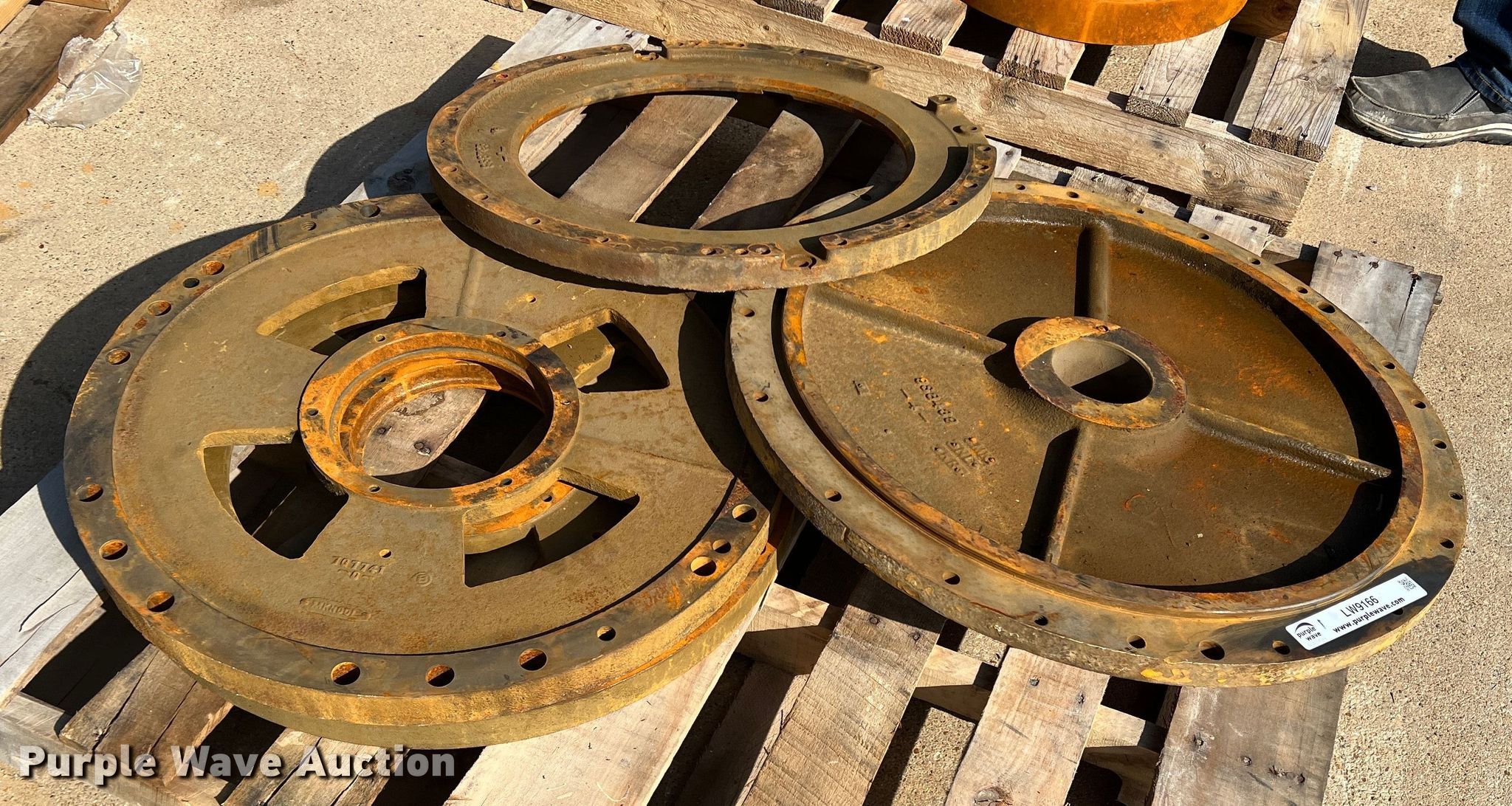 (4) Caterpillar plates in Cresson, TX | Item LW9166 sold | Purple Wave
