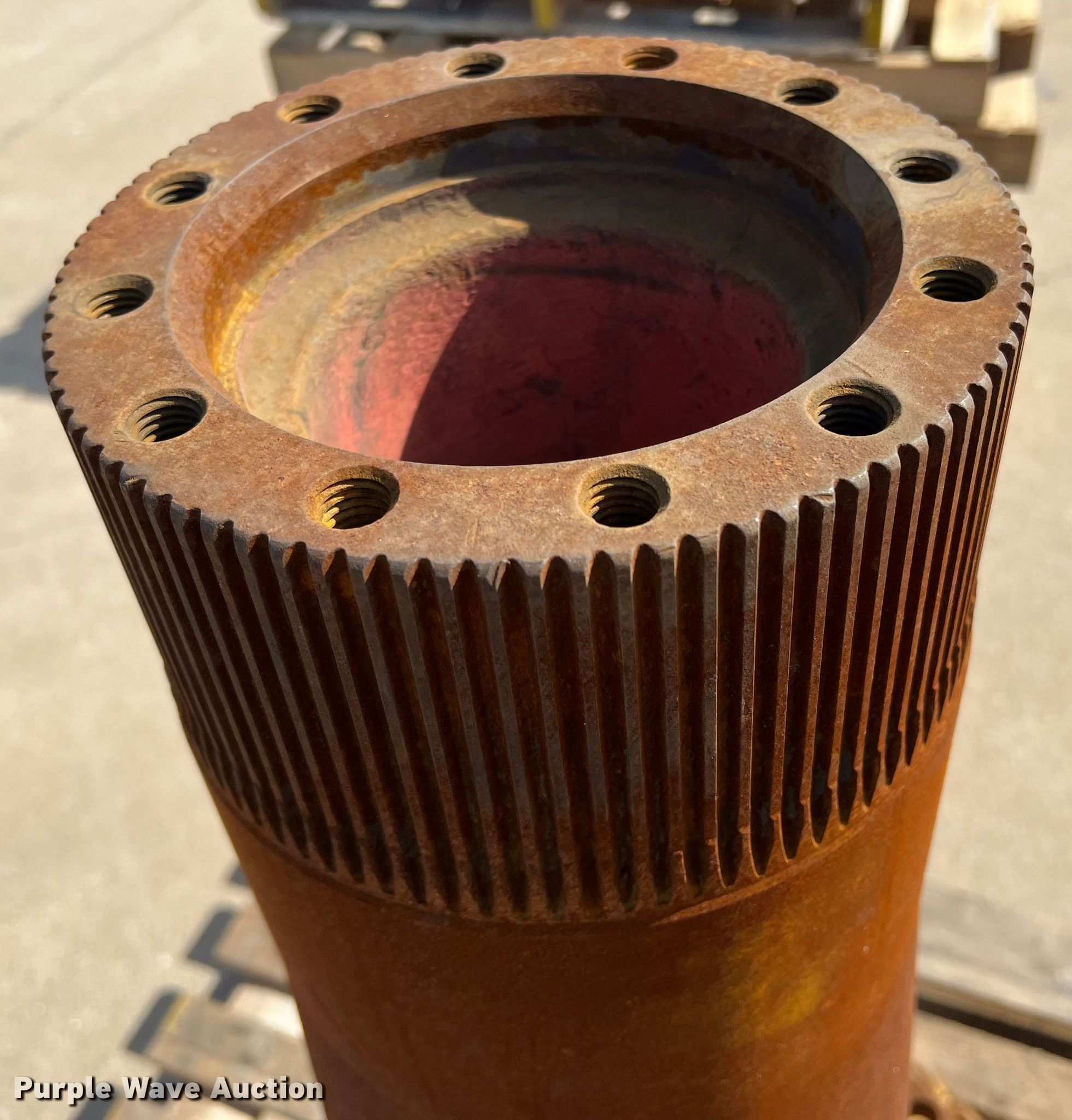 Caterpillar spindle housing in Cresson, TX | Item LW9177 sold | Purple Wave