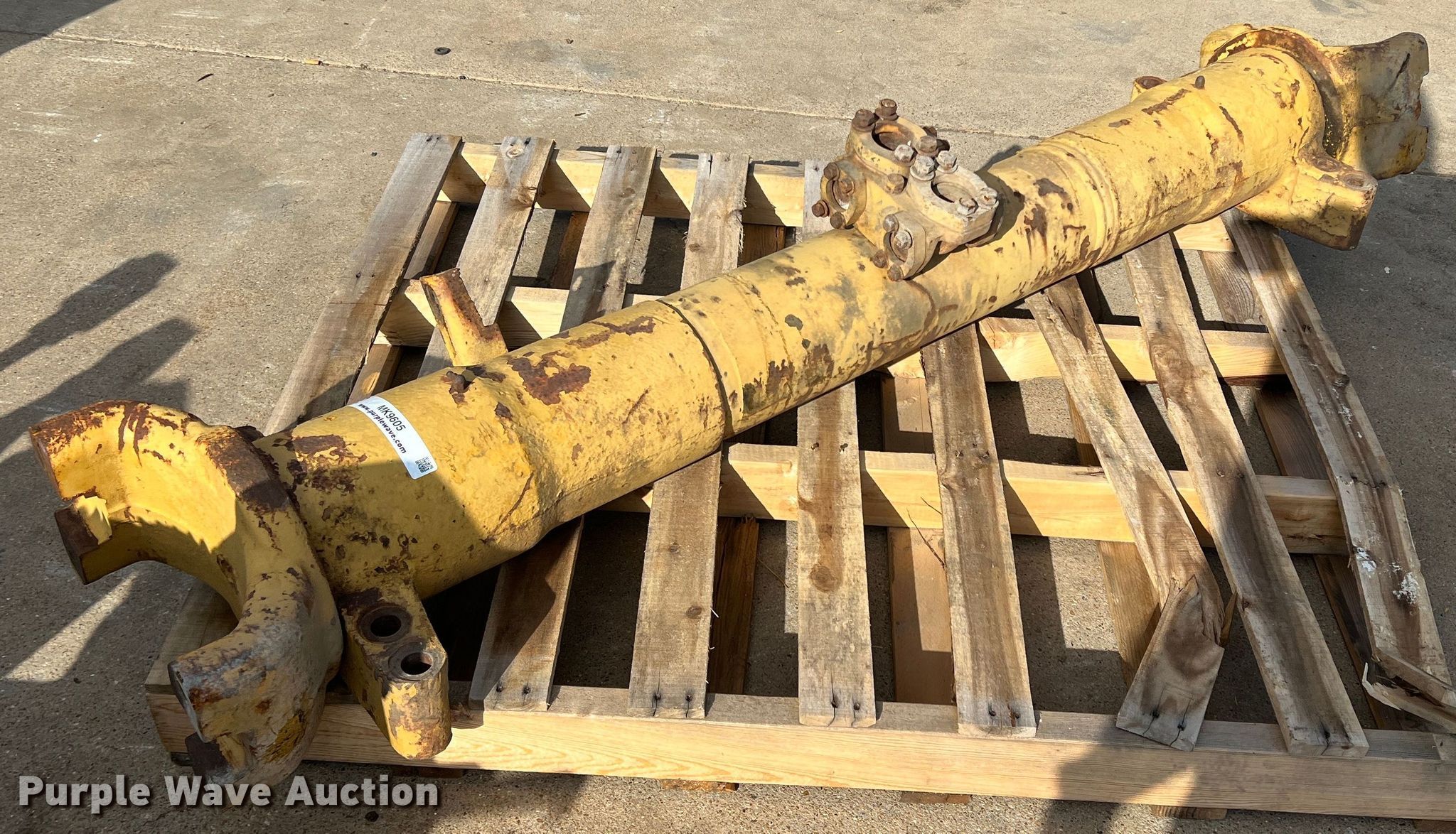 Hydraulic axle in Cresson, TX | Item MK9605 sold | Purple Wave