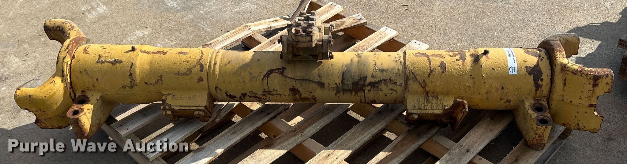 Hydraulic axle in Cresson, TX | Item MK9605 sold | Purple Wave