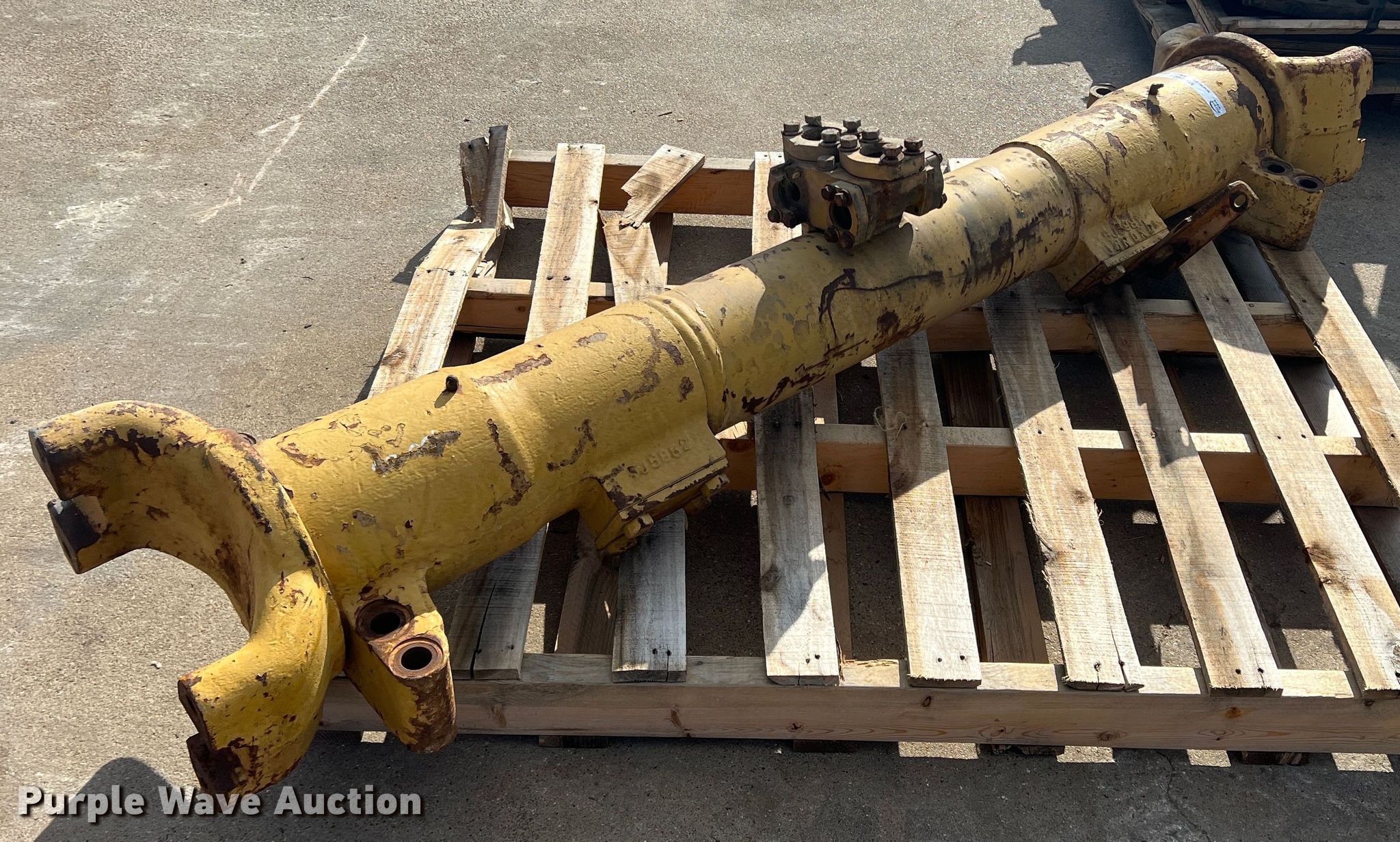 Hydraulic axle in Cresson, TX | Item MK9605 sold | Purple Wave