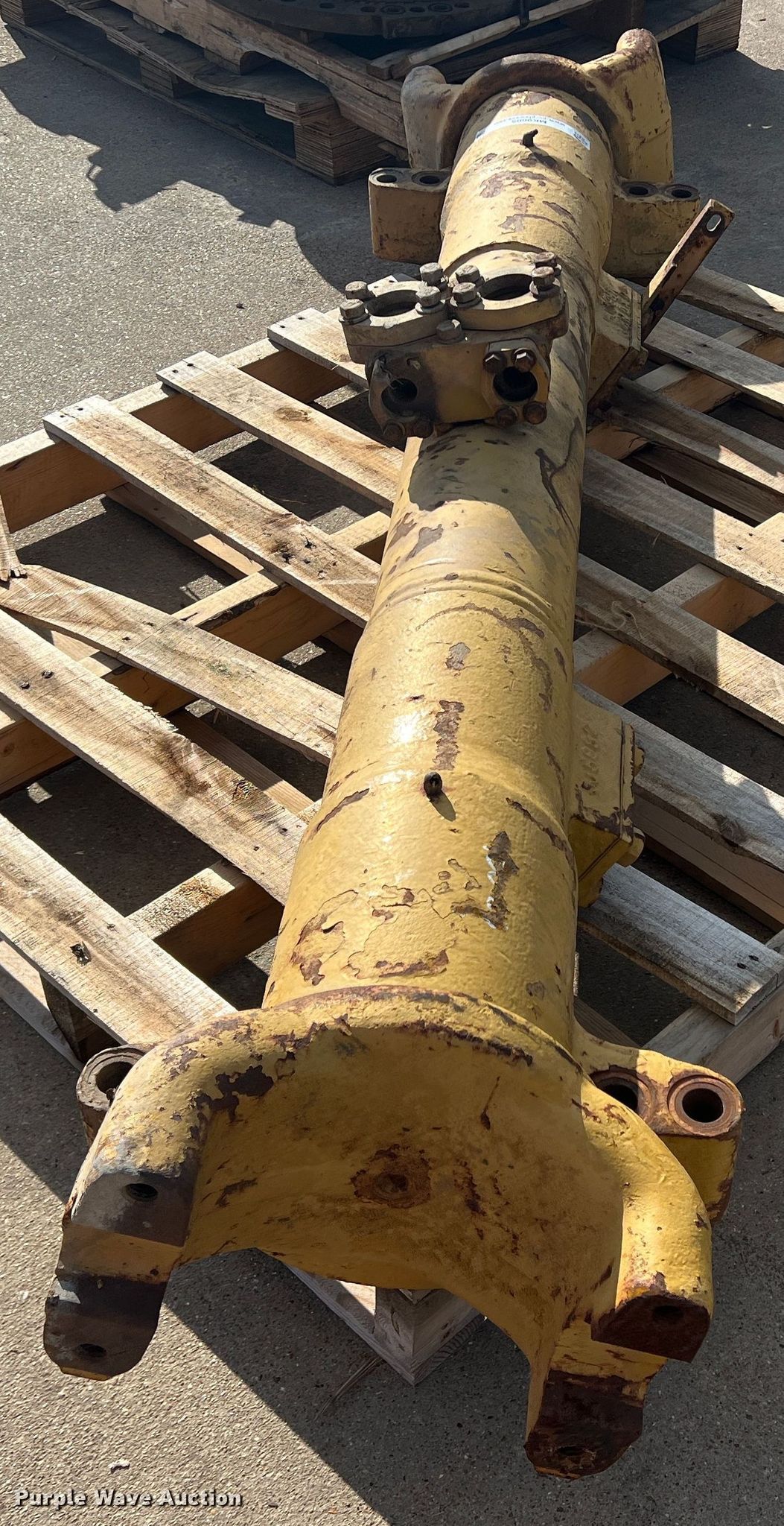Hydraulic axle in Cresson, TX | Item MK9605 sold | Purple Wave