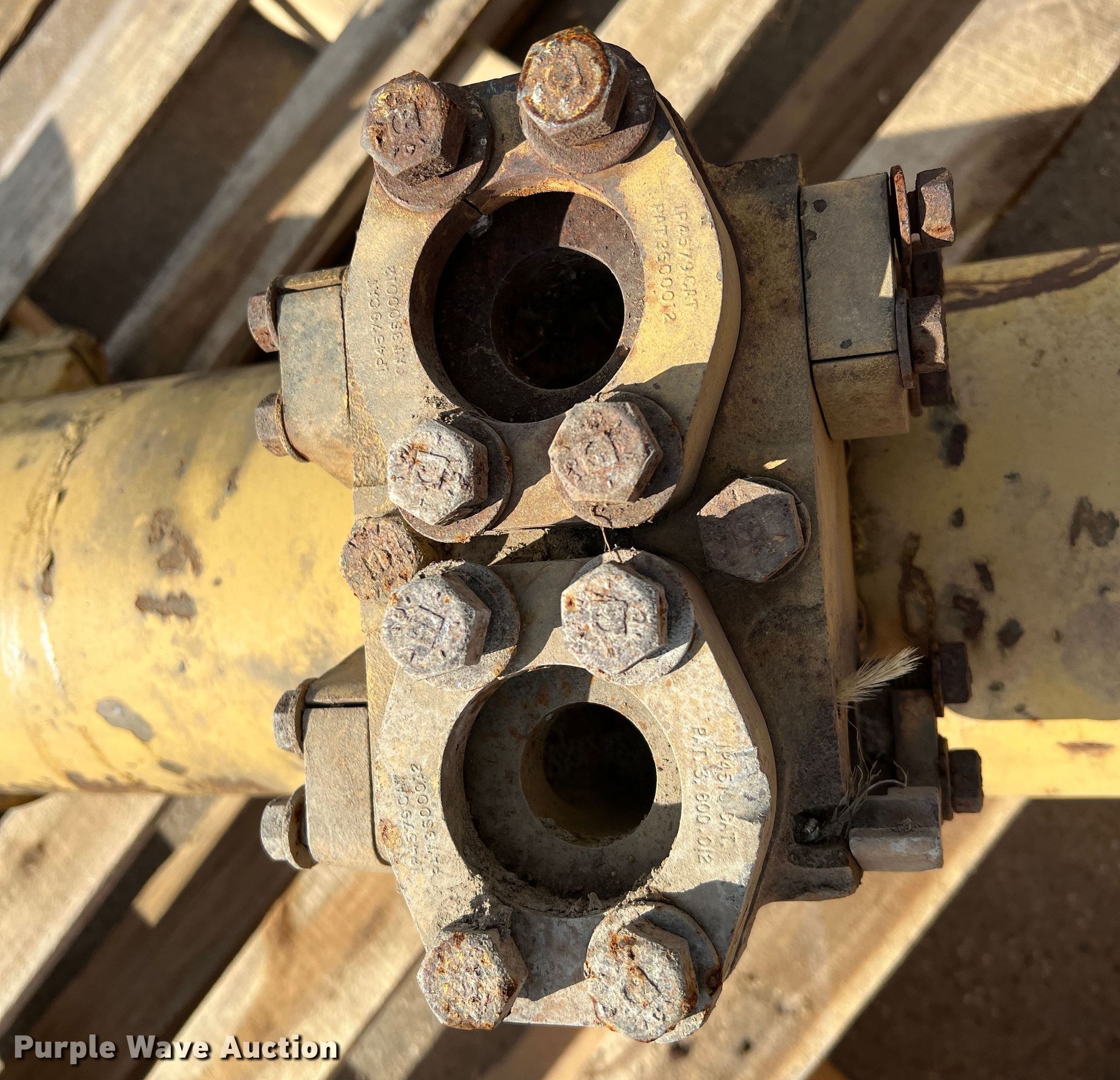 Hydraulic axle in Cresson, TX | Item MK9605 sold | Purple Wave