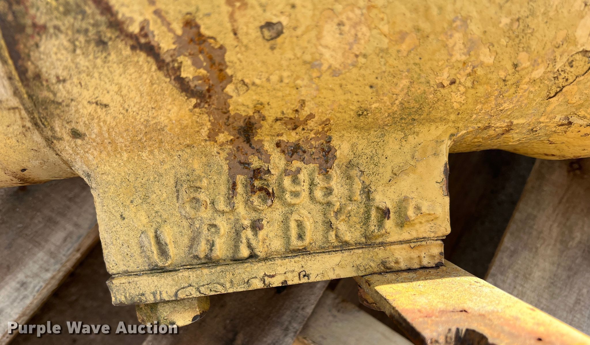 Hydraulic axle in Cresson, TX | Item MK9605 sold | Purple Wave