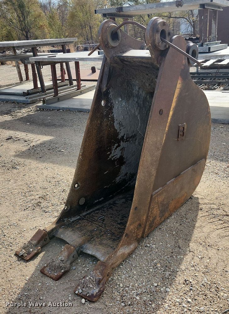 26"W excavator bucket in Salina, KS | Item DK1026 sold | Purple Wave