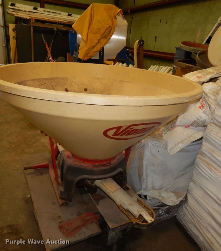 Vicon PS03 spreader in Emporia, KS | Item LG9980 sold | Purple Wave