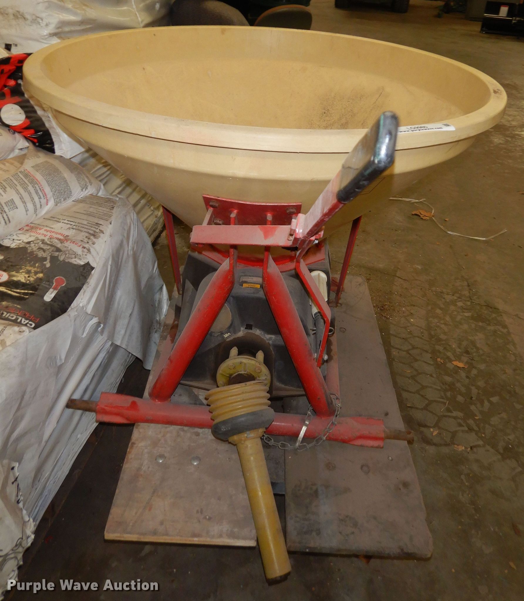 Vicon PS03 spreader in Emporia, KS | Item LG9980 sold | Purple Wave