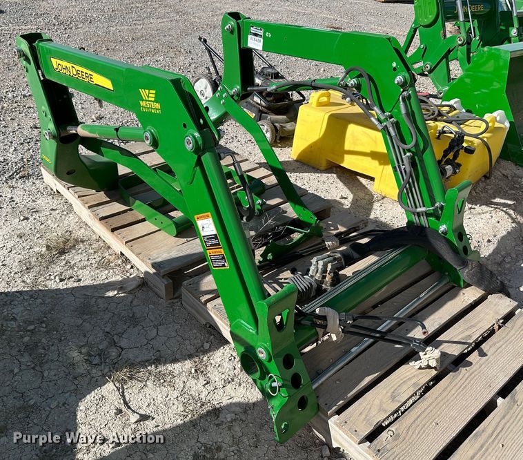 2017 John Deere D160 loader in Canyon, TX | Item HQ9307 sold | Purple Wave
