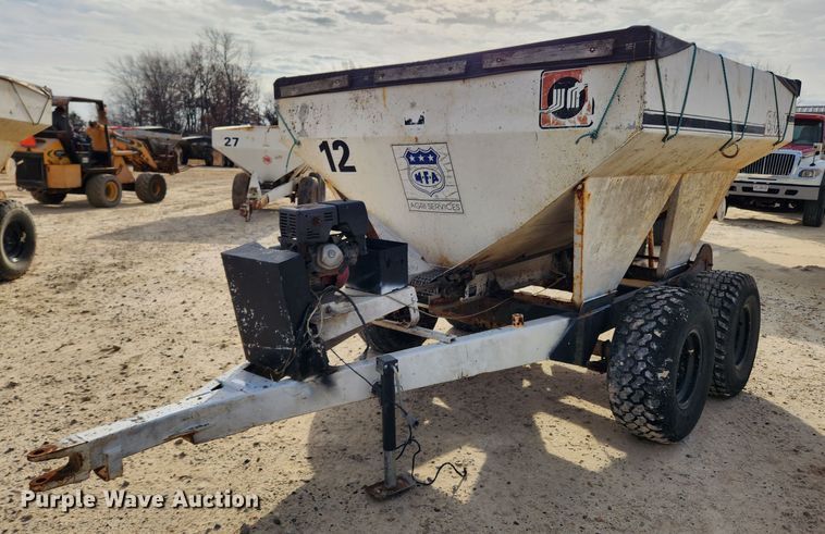 Willmar 500 spreader in Owensville, MO | Item KT9595 sold | Purple Wave