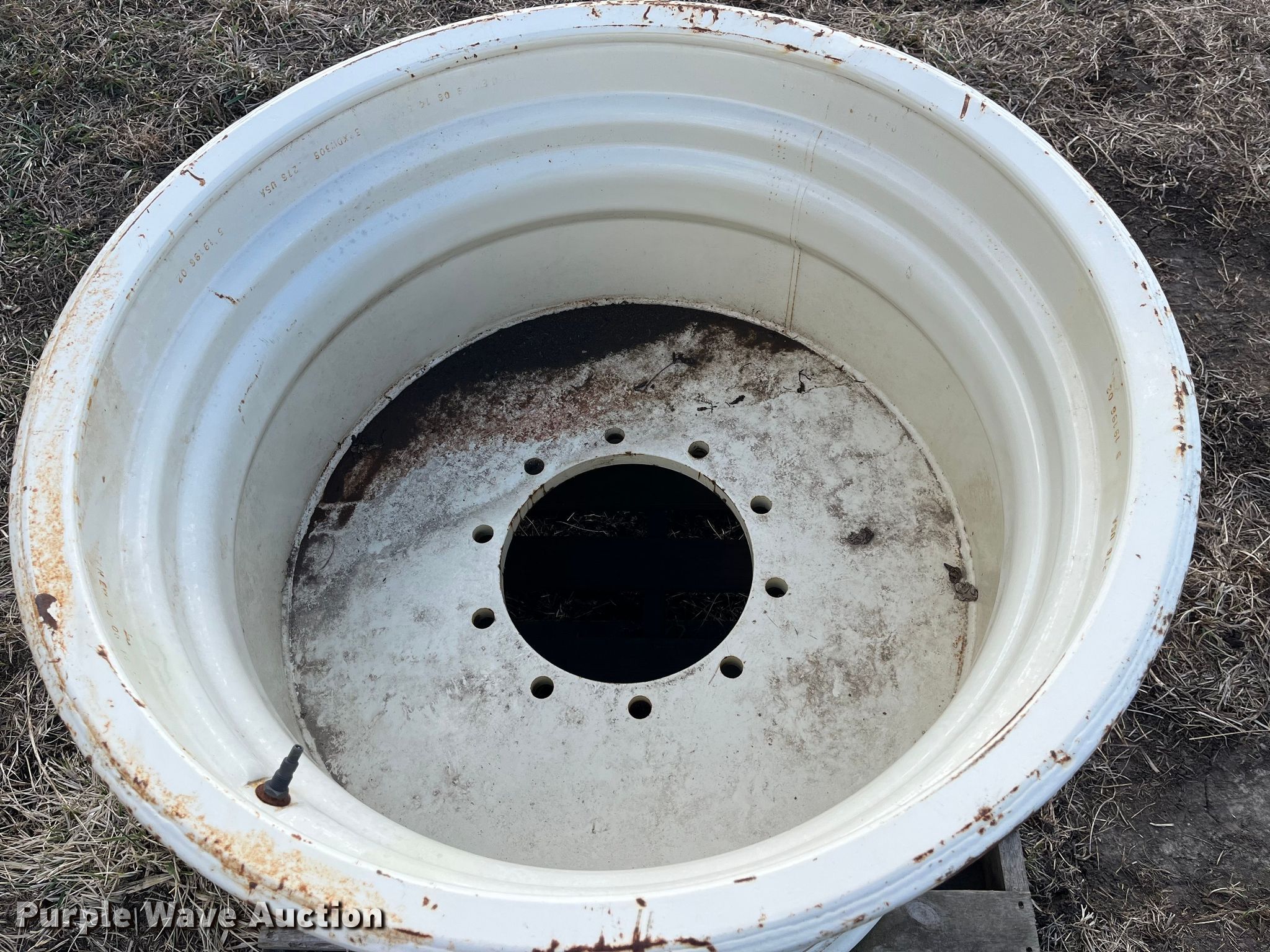 (2) Unverferth 30x32 grain cart wheels in Pattonsburg, MO | Item MW9422 ...