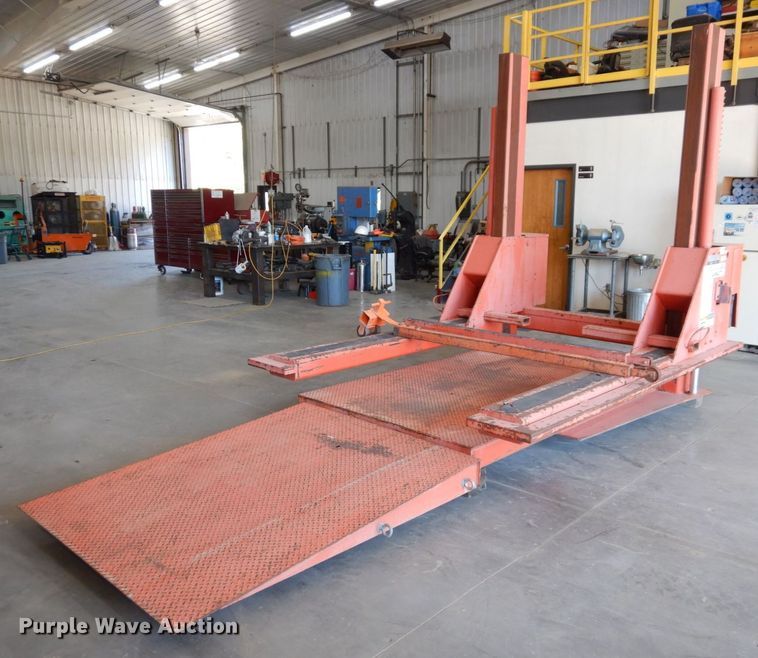 Autoquip CFL-200 lift in Lawrence, KS | Item DS1421 sold | Purple Wave