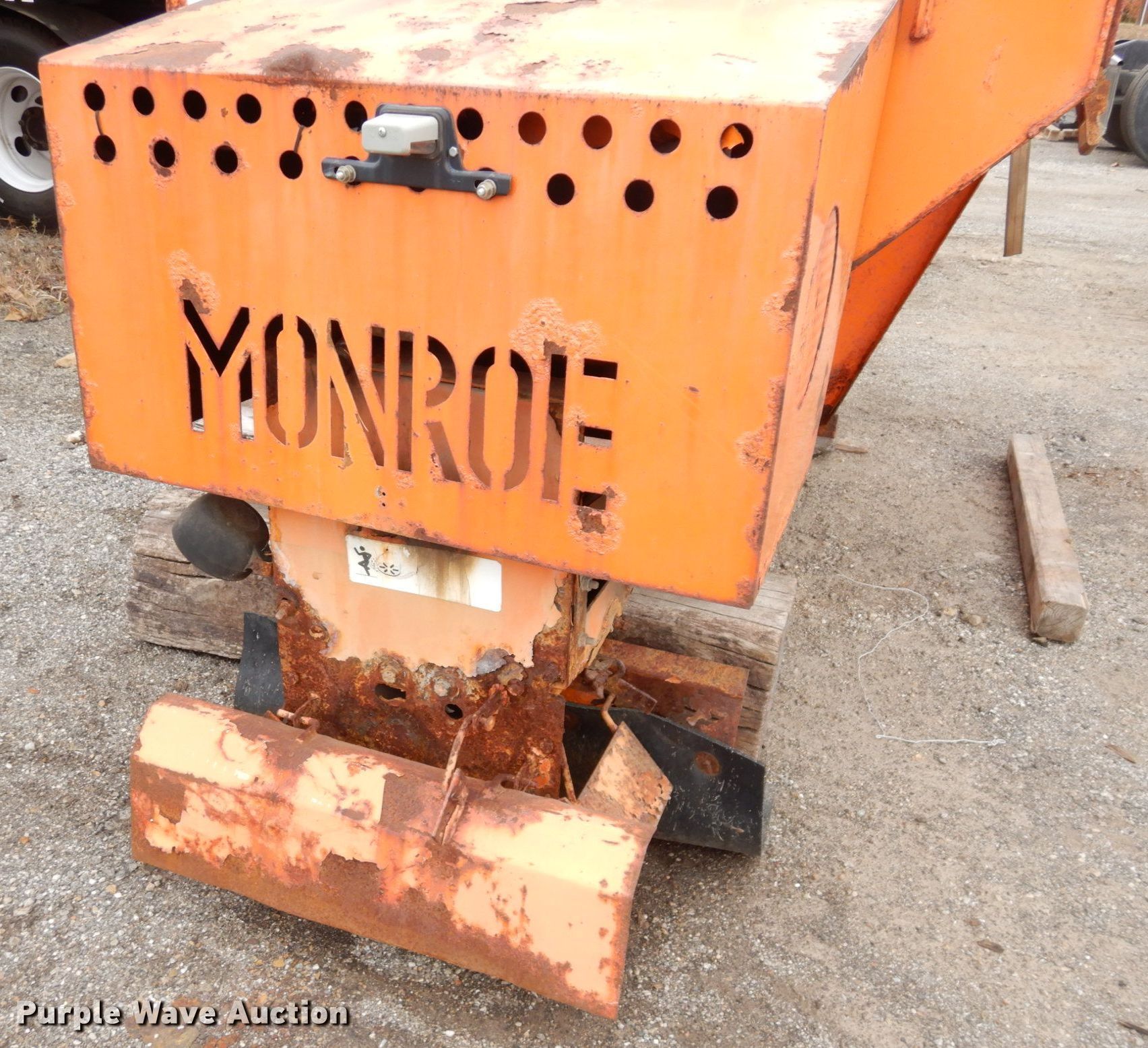 Monroe spreader in Lawrence, KS | Item DS1499 sold | Purple Wave