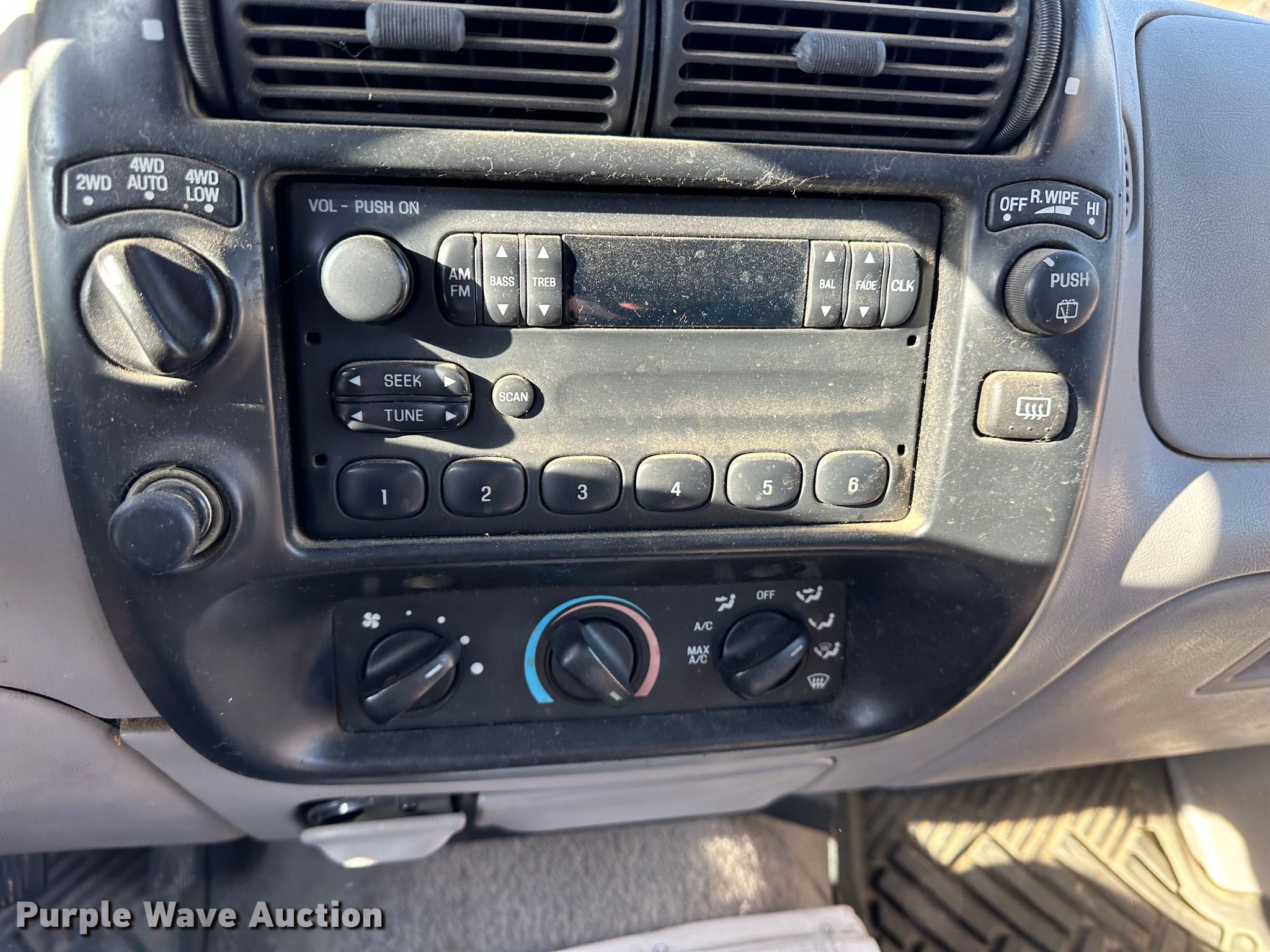 1995 Ford Explorer SUV in Webber, KS | Item JD9751 sold | Purple Wave