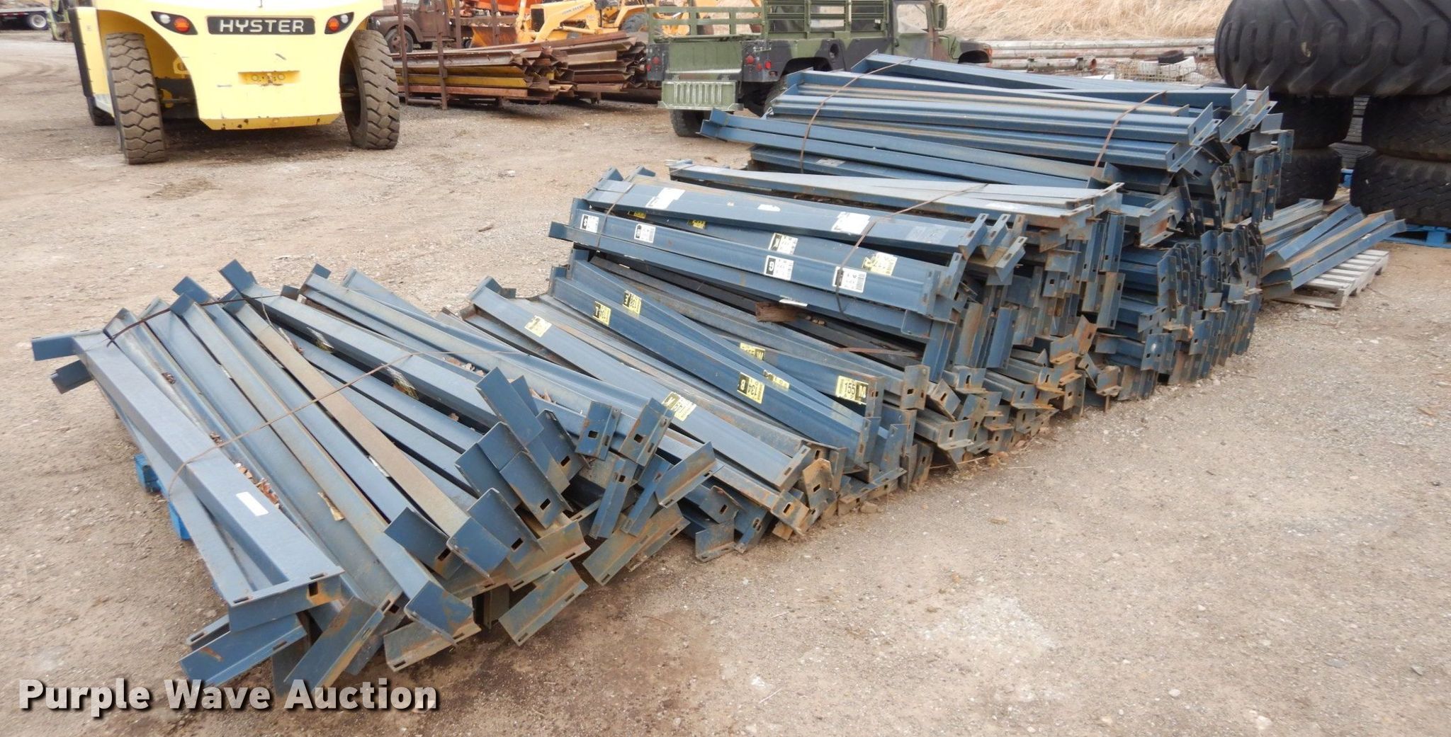 Approximately 5 pallets of Unarco T-Bolt pallet racking beams in ...