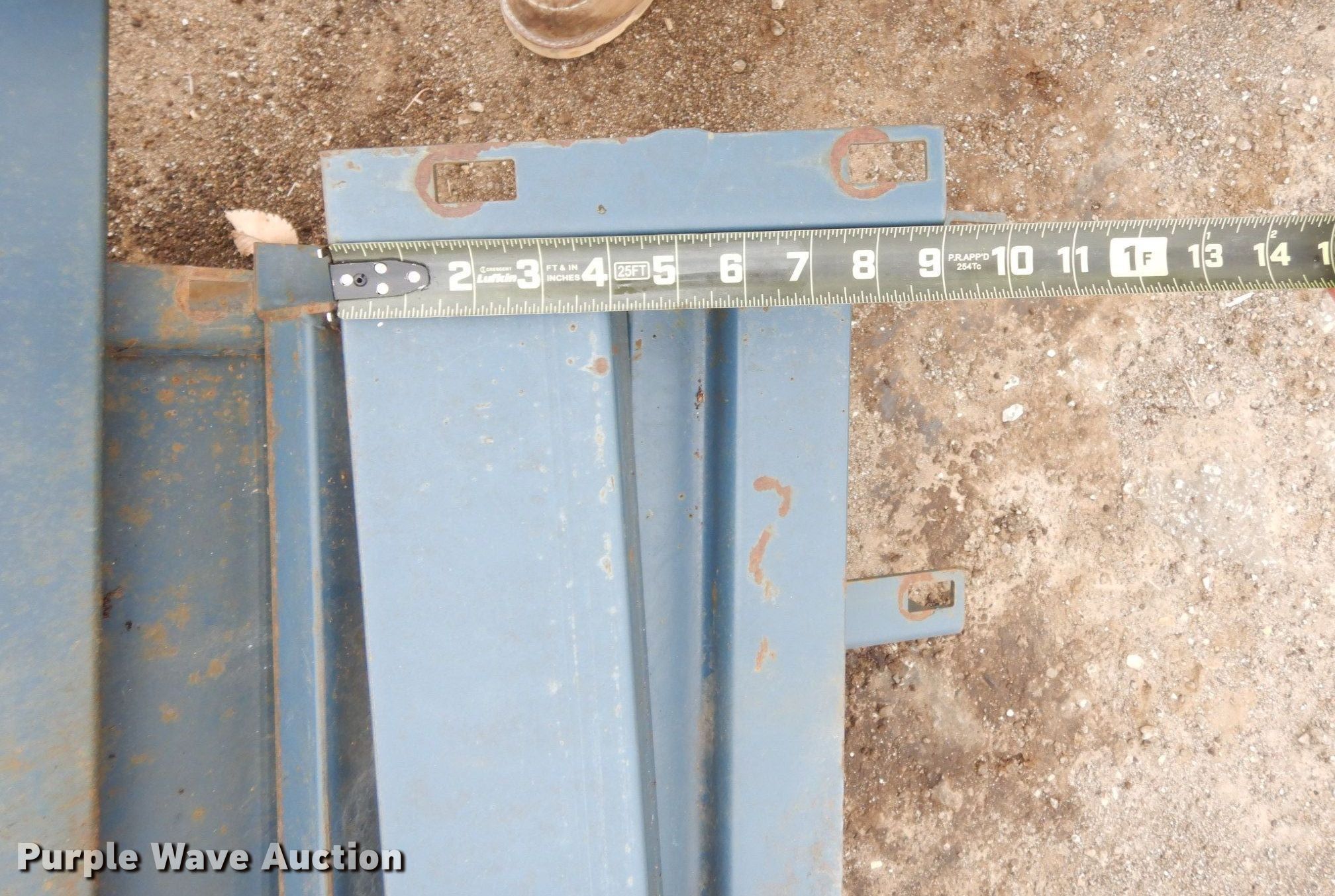 Approximately 5 pallets of Unarco T-Bolt pallet racking beams in ...