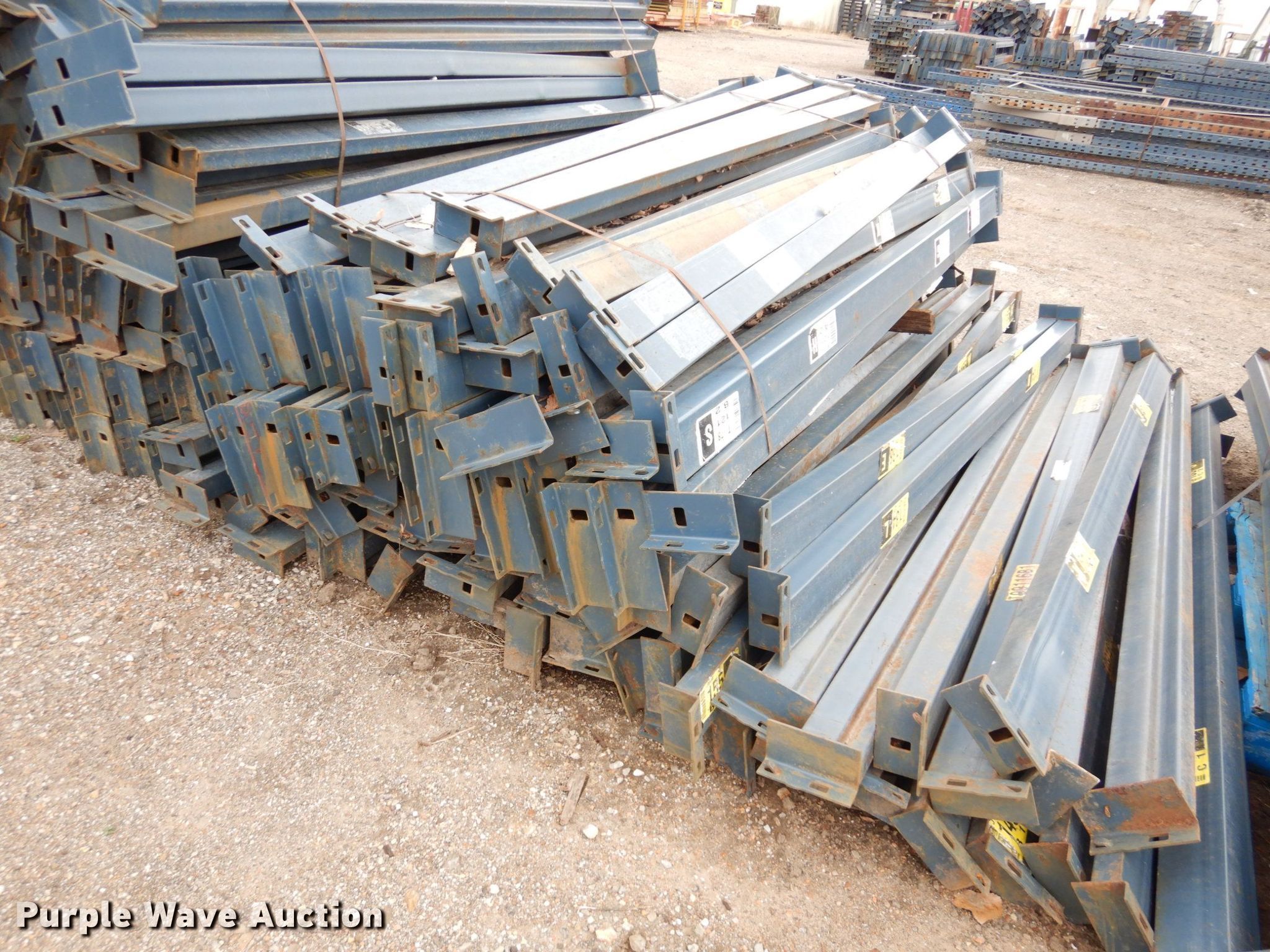 Approximately 5 pallets of Unarco T-Bolt pallet racking beams in ...