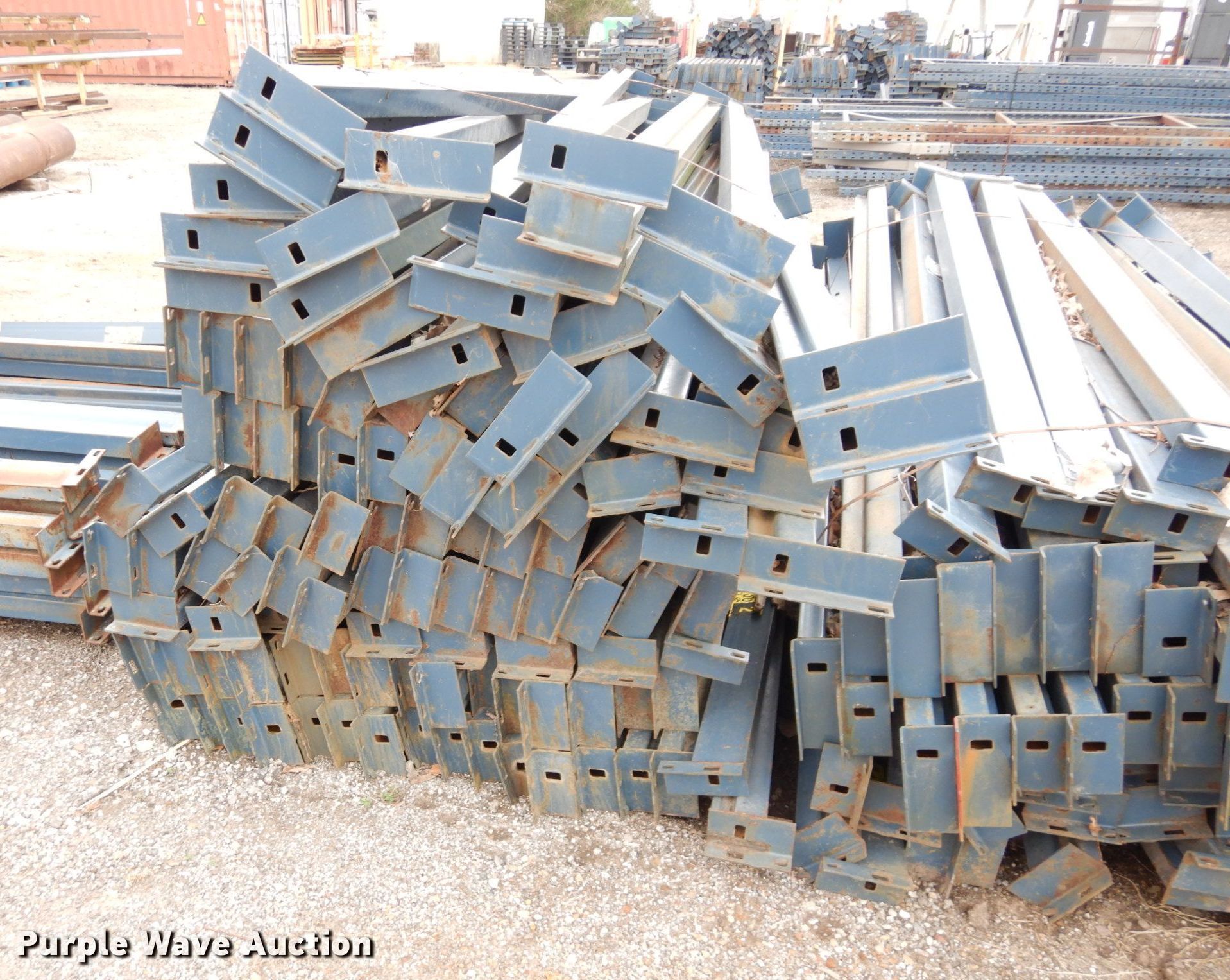 Approximately 5 pallets of Unarco T-Bolt pallet racking beams in ...