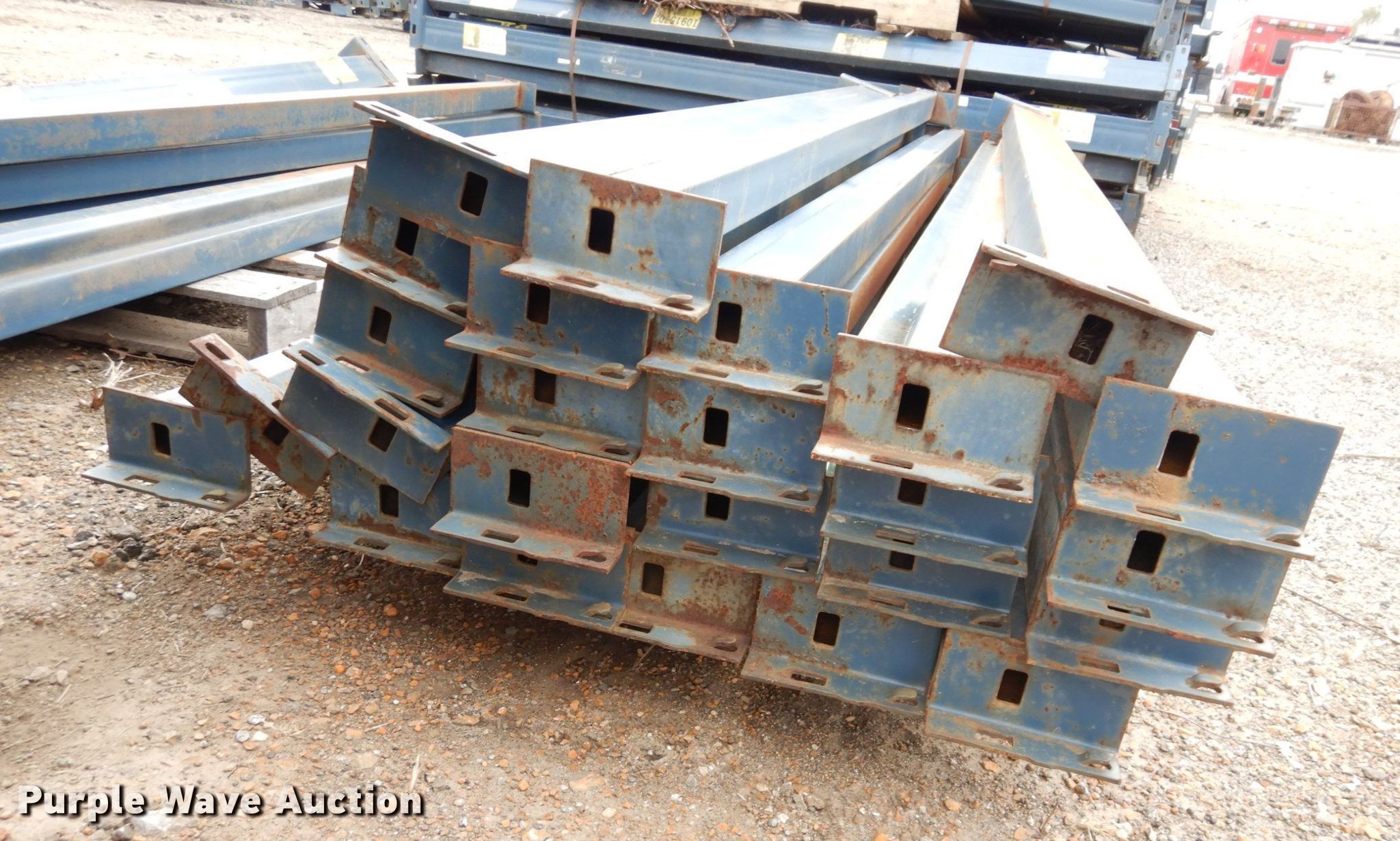 Approximately 5 pallets of Unarco T-Bolt pallet racking beams in ...
