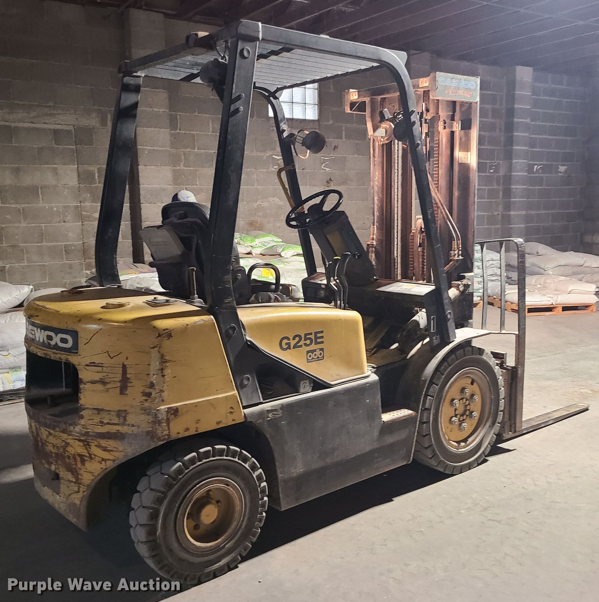 Daewoo G25E-3 forklift in Lexington, MO | Item JG9570 sold | Purple Wave