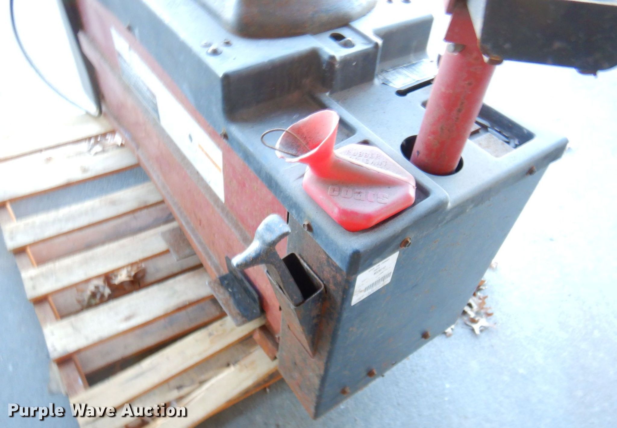 Coats 4050A tire changer in Leawood, KS | Item DR8116 sold | Purple Wave