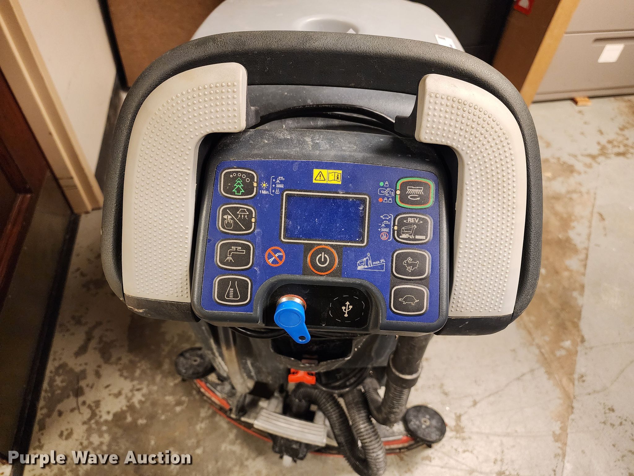 Advance SC500 floor scrubber in Independence, MO | Item JG9555 sold ...