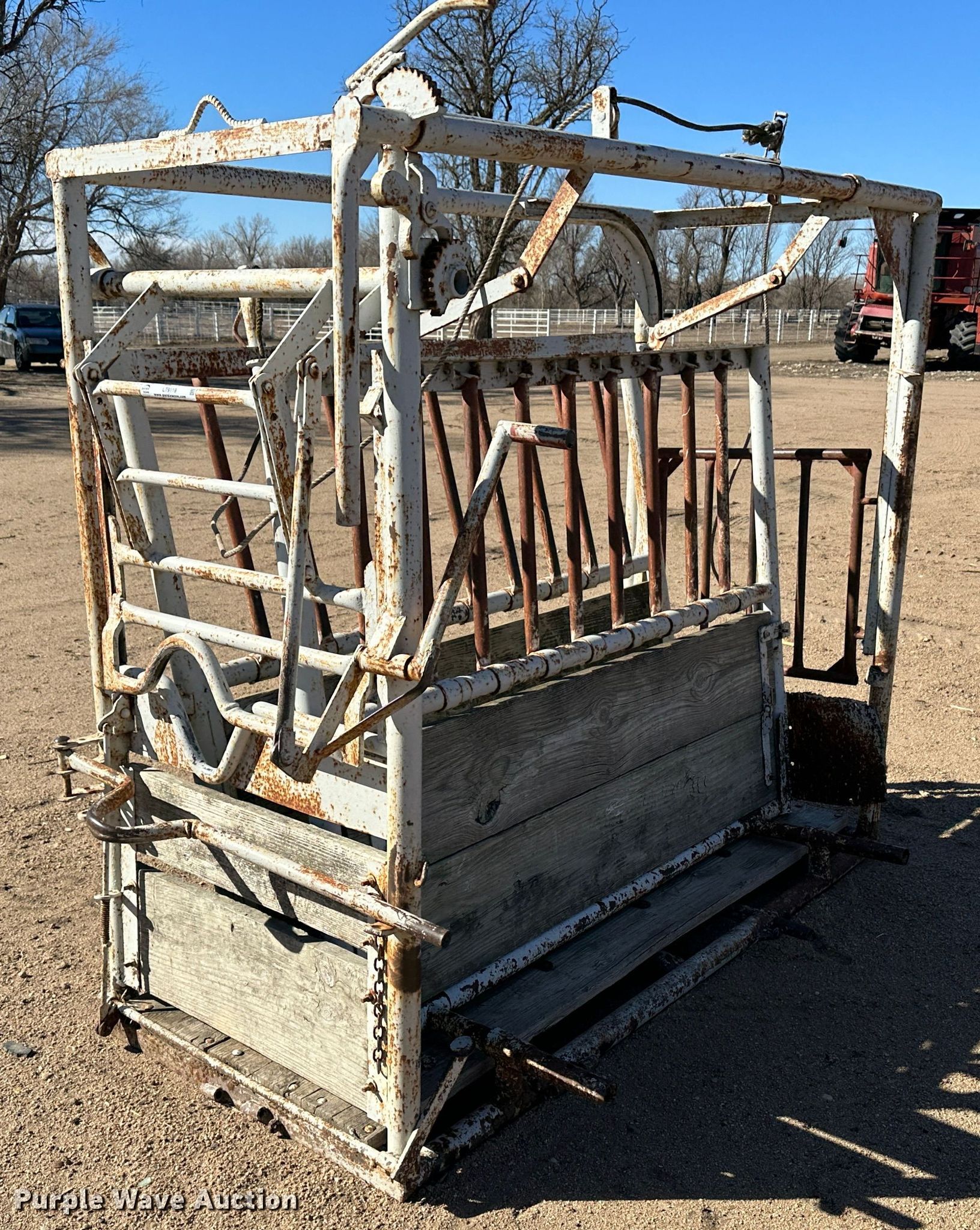 Livestock squeeze chute in Kinsley, KS | Item LT9119 sold | Purple Wave