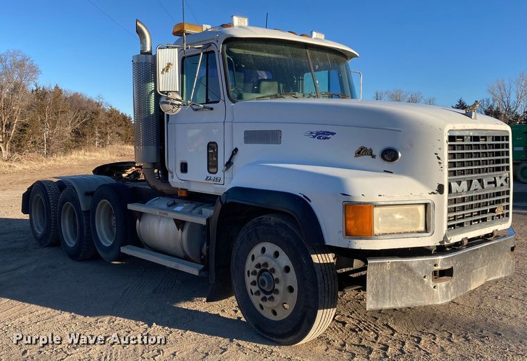 1999 Mack CL713 semi truck in Manhattan, KS | Item DJ6150 sold | Purple Wave