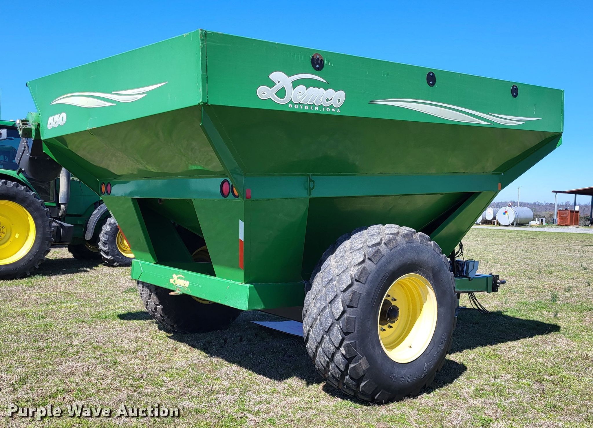 Demco Posi Flow 550 grain cart in Enola, AR | Item DO3598 sold | Purple ...