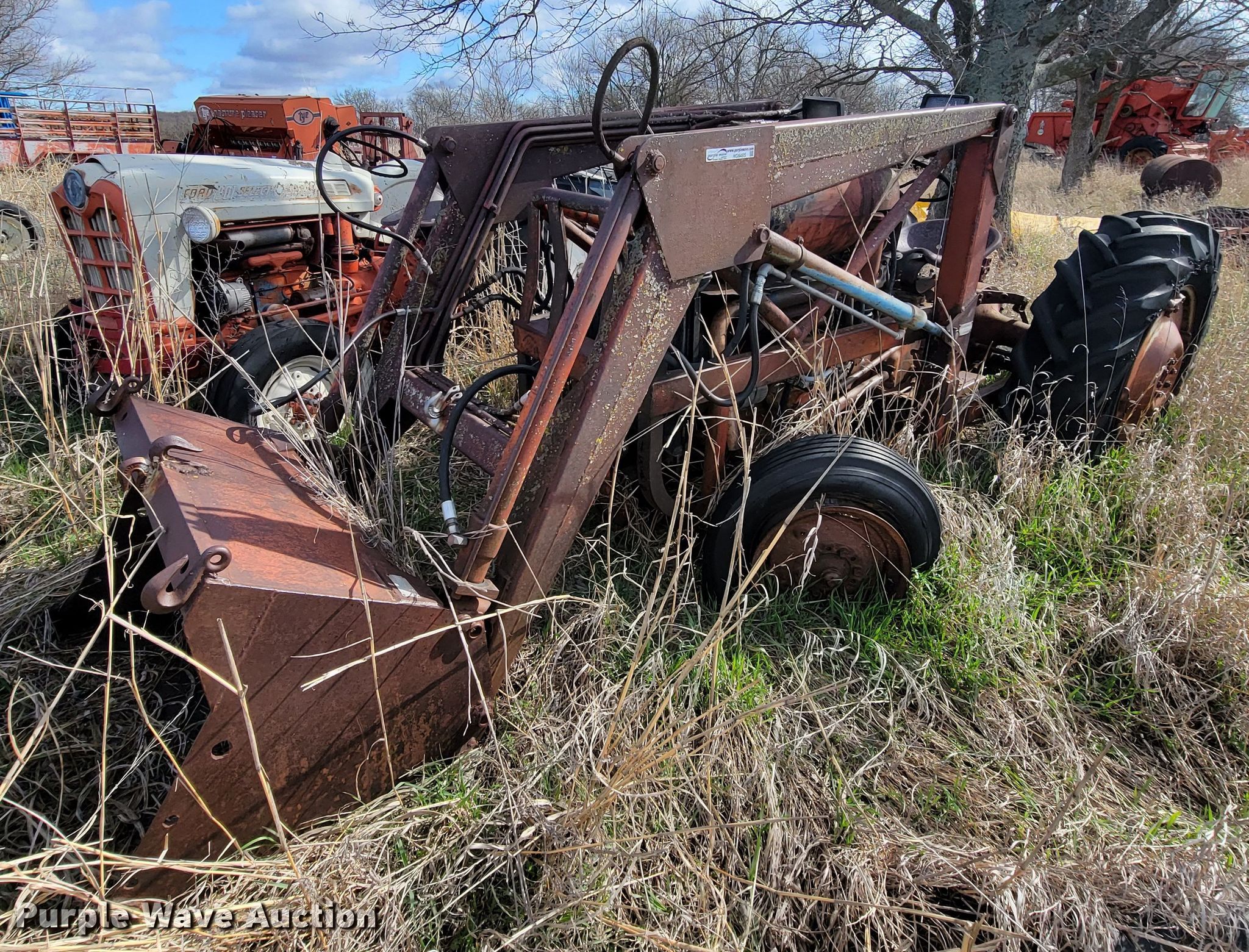 1957 Ford 801 tractor in Fredonia, KS | Item HG9485 sold | Purple Wave