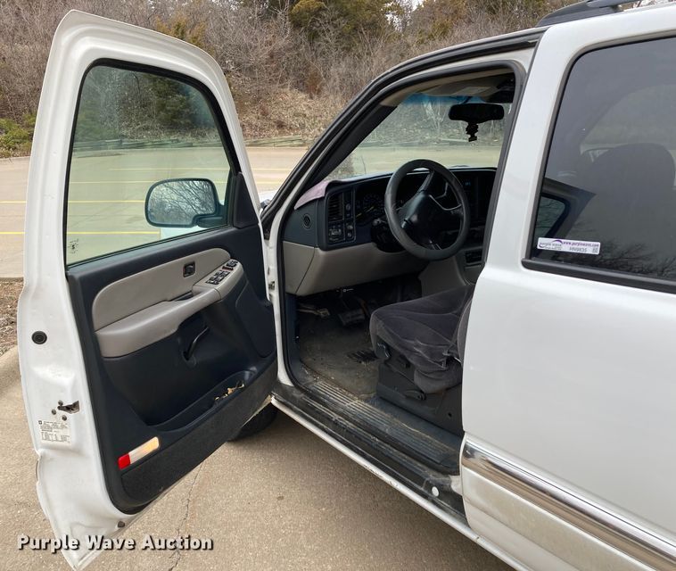 2002 GMC Yukon XL SUV in Manhattan, KS | Item HN9835 sold | Purple Wave