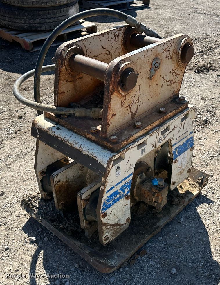 Kent excavator plate compactor in Oskaloosa, KS | Item LN9127 sold ...