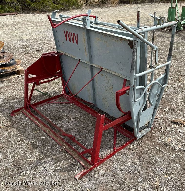 WW calf table in Russell, KS | Item KL9140 sold | Purple Wave