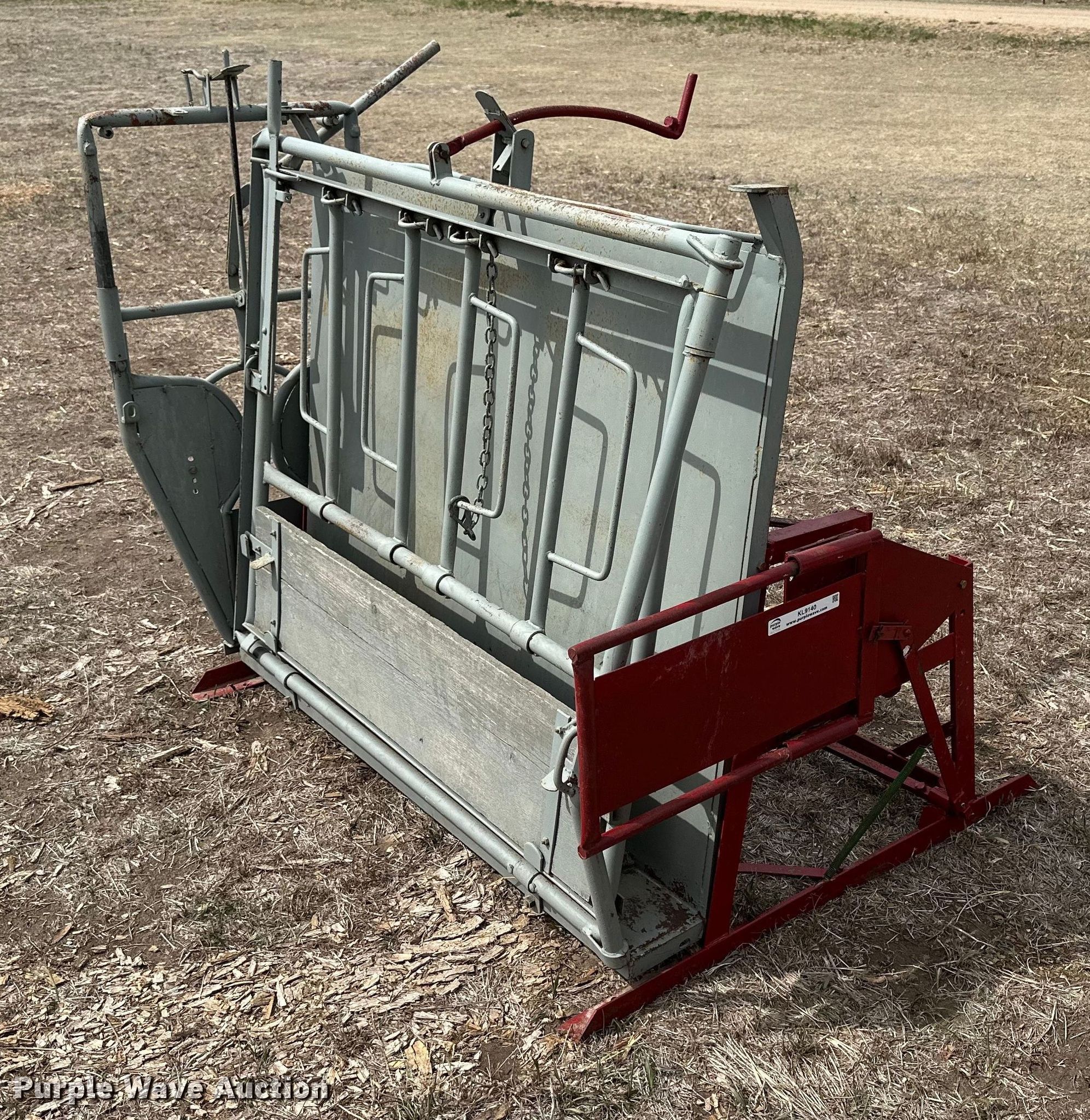 WW calf table in Russell, KS | Item KL9140 sold | Purple Wave