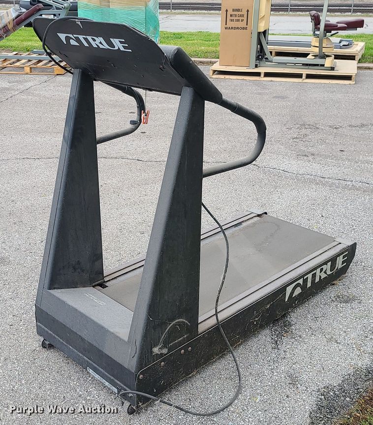 True 700 treadmill in North Kansas City, MO | Item DC6104 sold | Purple ...