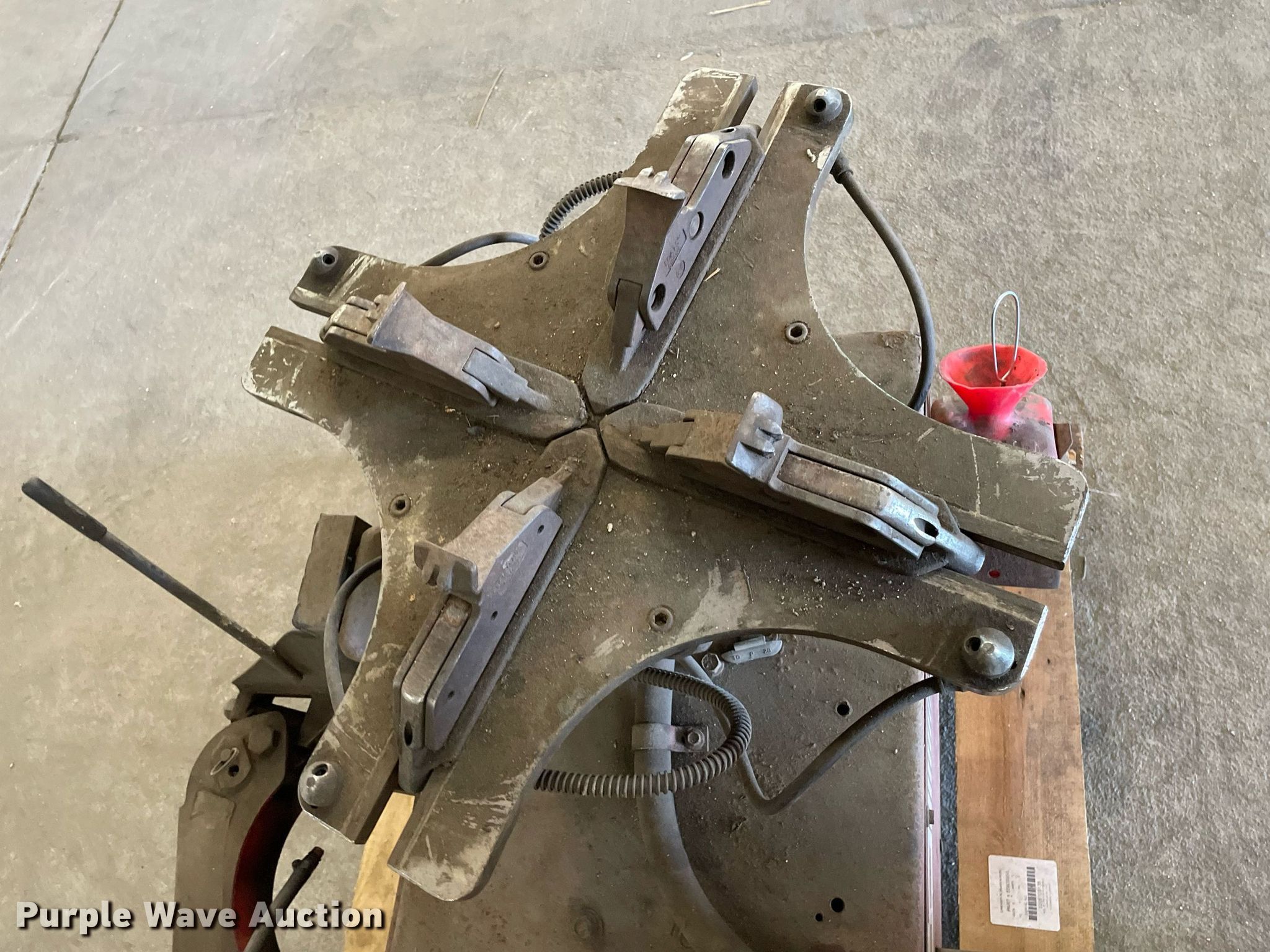 Coats 5050AX rim clamp tire machine in Ellsworth , KS | Item MS9715 ...