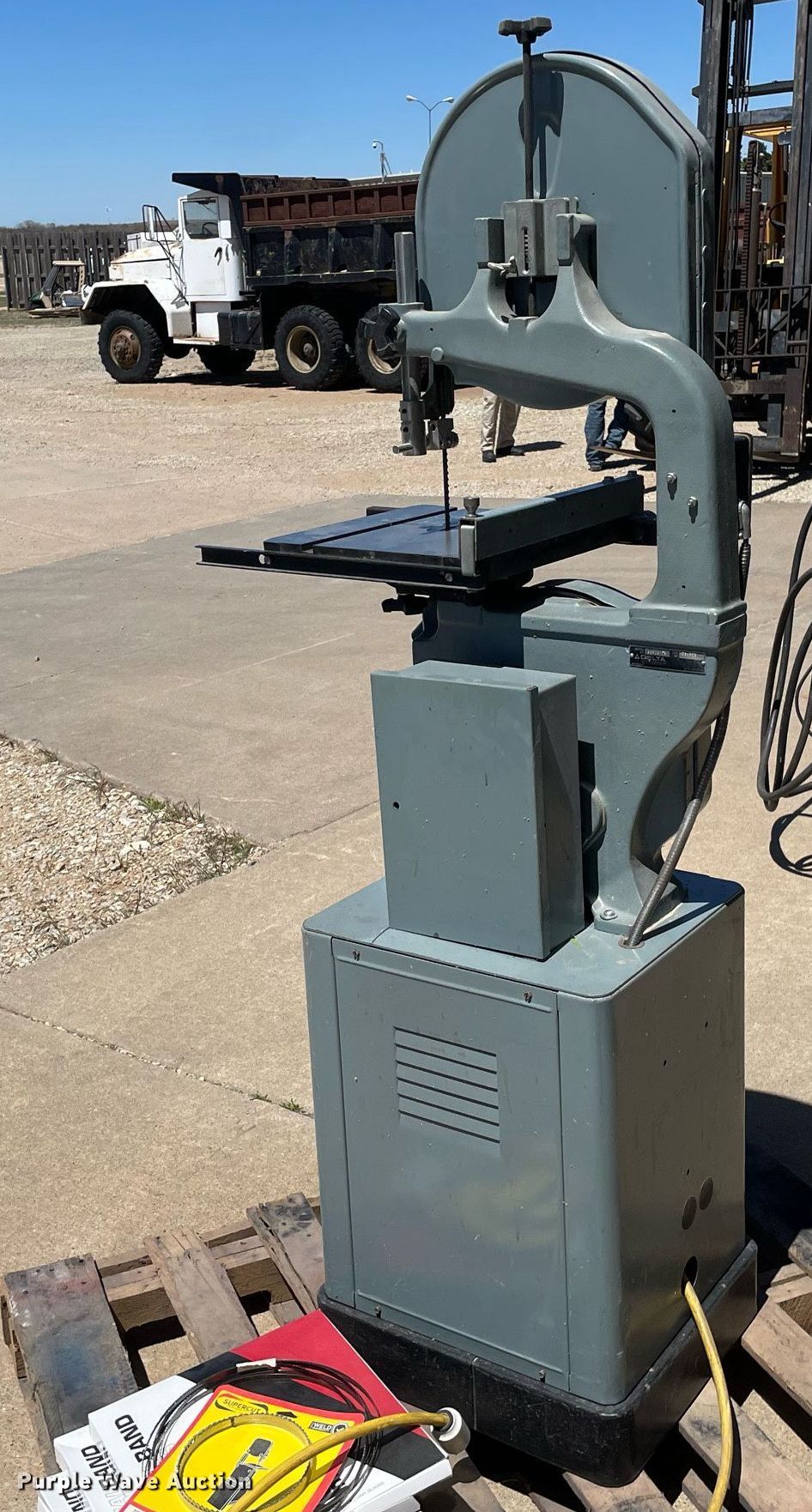 Delta bandsaw in Ellsworth , KS | Item MS9719 for sale | Purple Wave