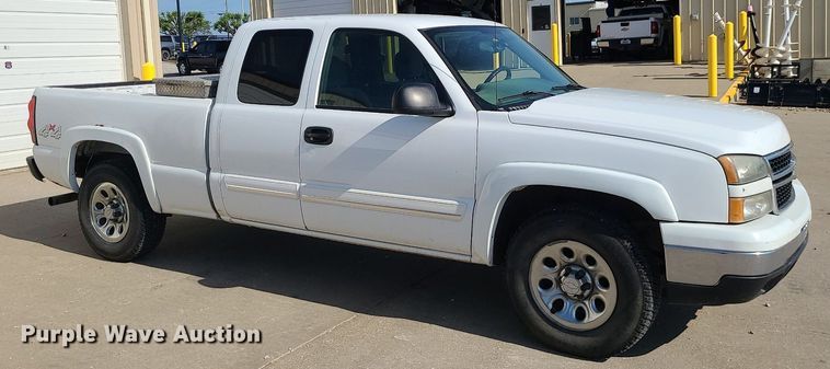 2006 Chevrolet Silverado 1500 Ext. Cab pickup truck in Sedalia, MO | Item DC6089 sold | Purple Wave